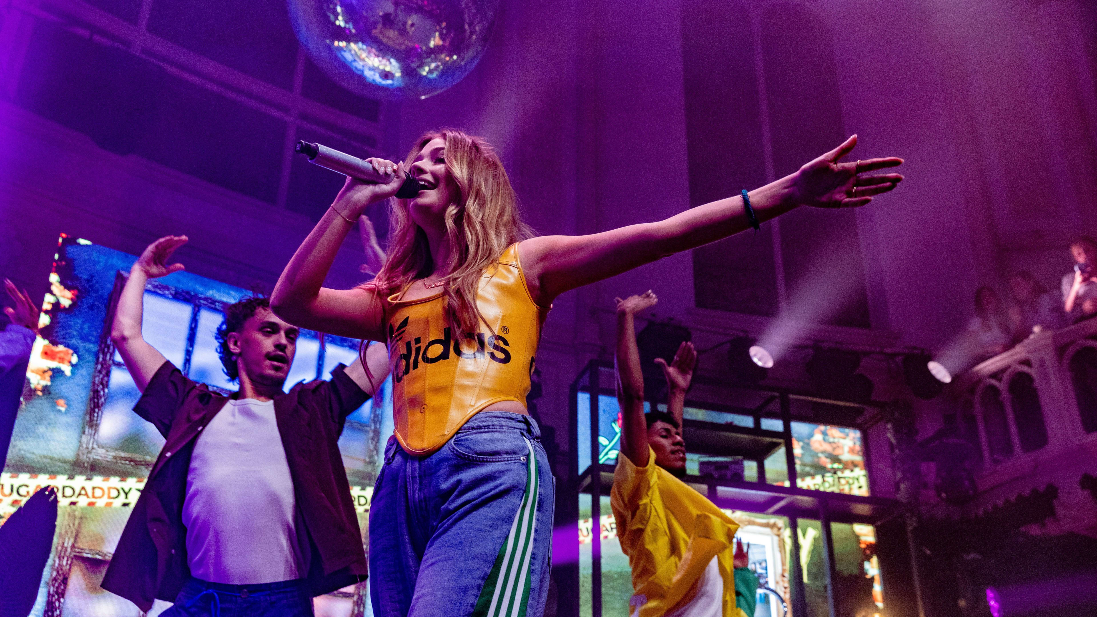 Roxy Dekker verrast fans met 16+-concert | Shownieuws