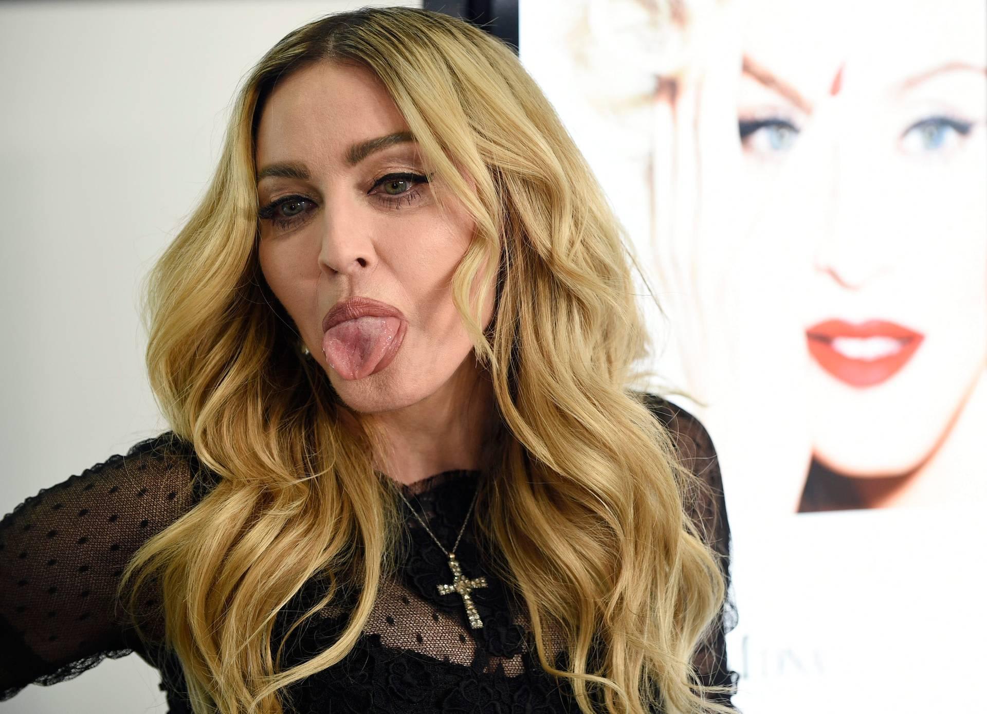Madonna maakt de tongen los met nieuwe naaktfoto | Shownieuws