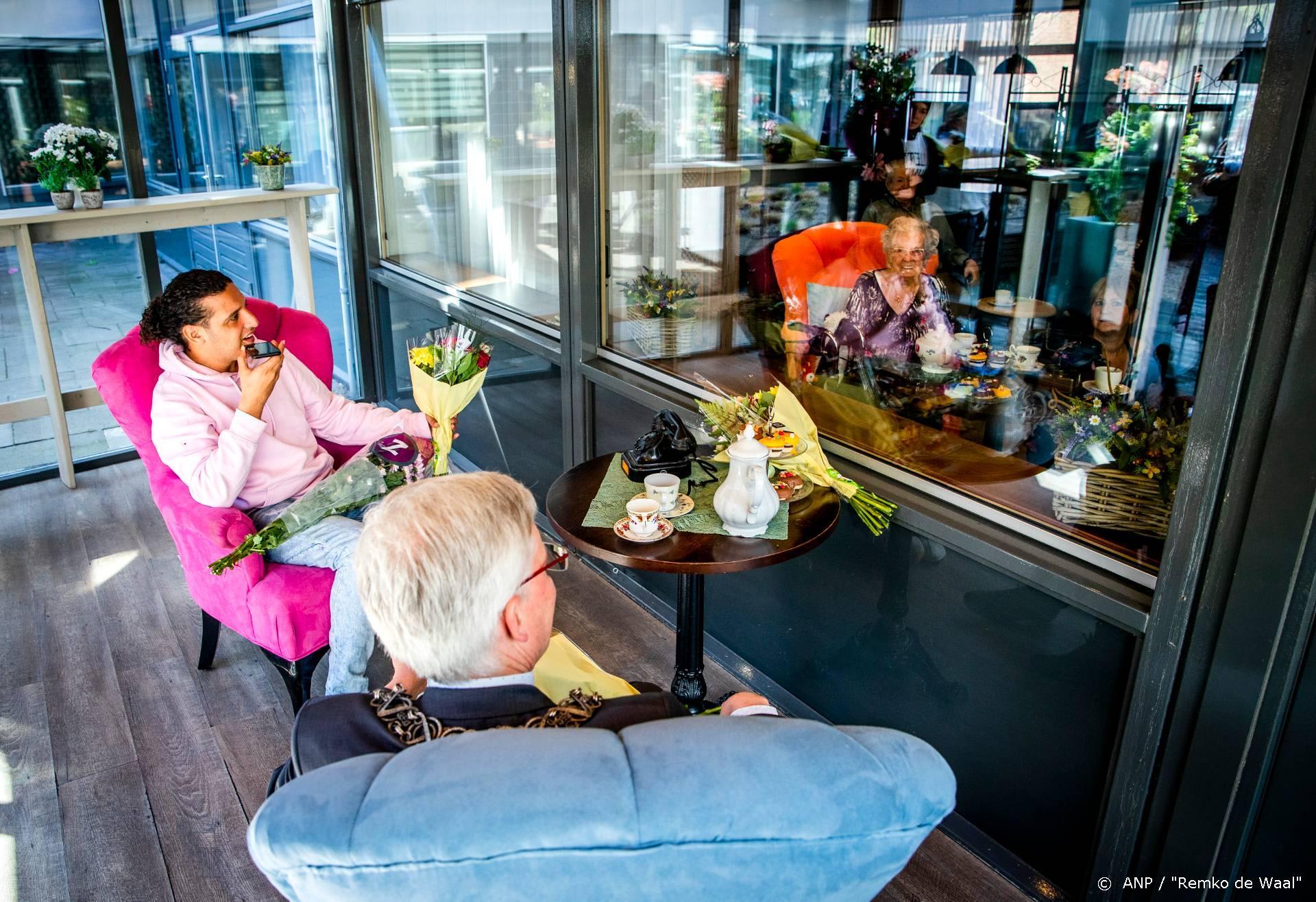 Ali B laat ouderen en kinderen samen Delfts blauw beschilderen | Shownieuws