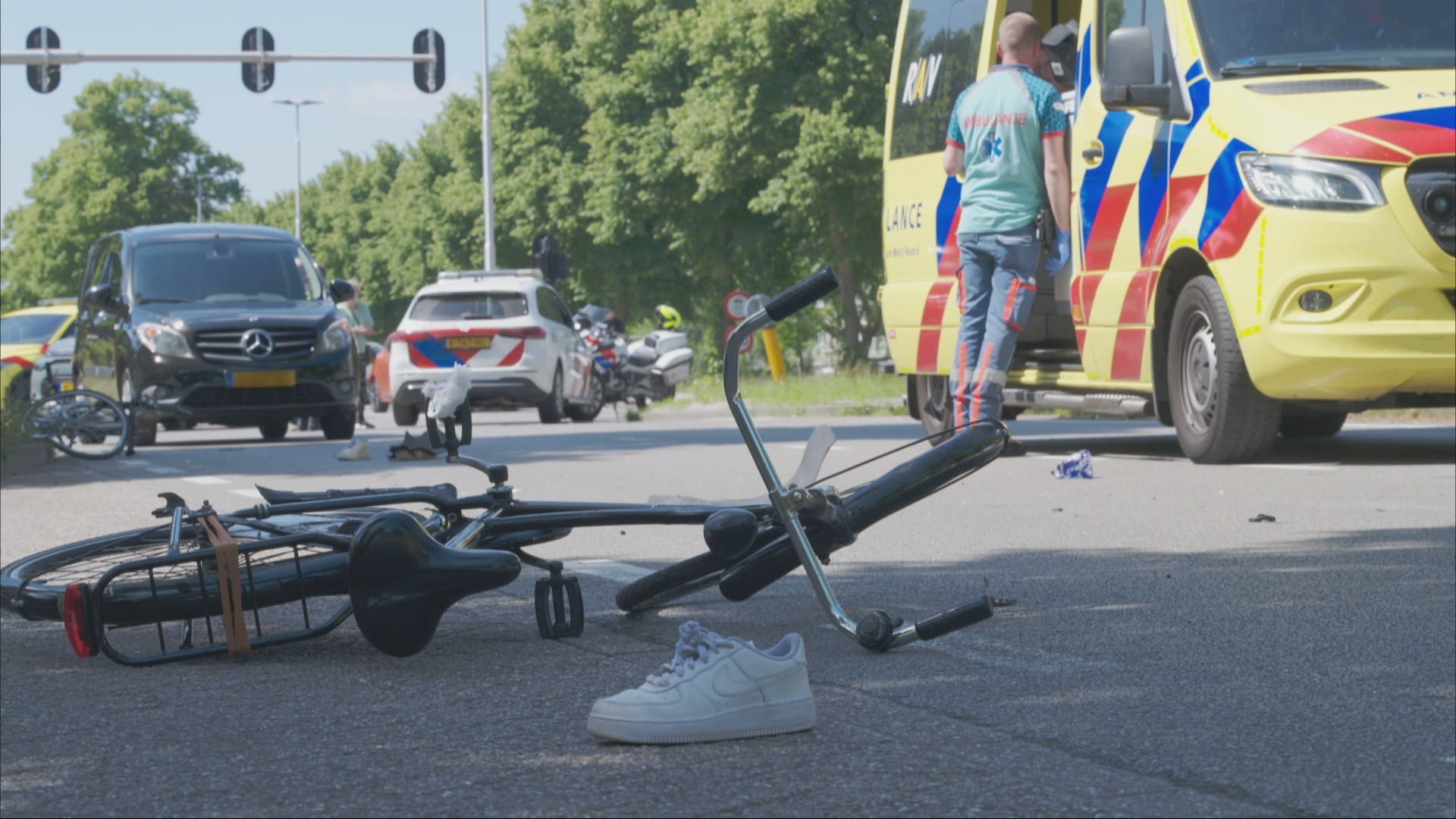 Auto rijdt door rood in Tilburg: jongen (18) en meisje (15) zwaargewond | Hart van Nederland