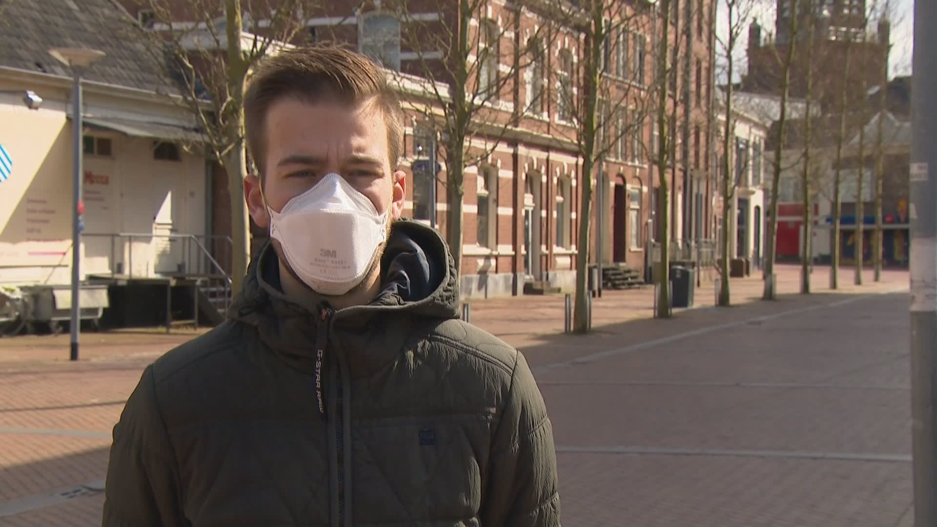 Brandon (20) eindelijk thuis na missen laatste vlucht uit Hong Kong ...