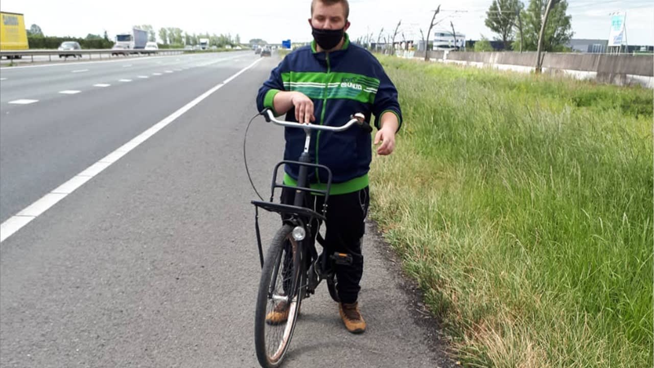 Eerste werkdag om nooit te vergeten: Pool fietst op snelweg naar zijn ...