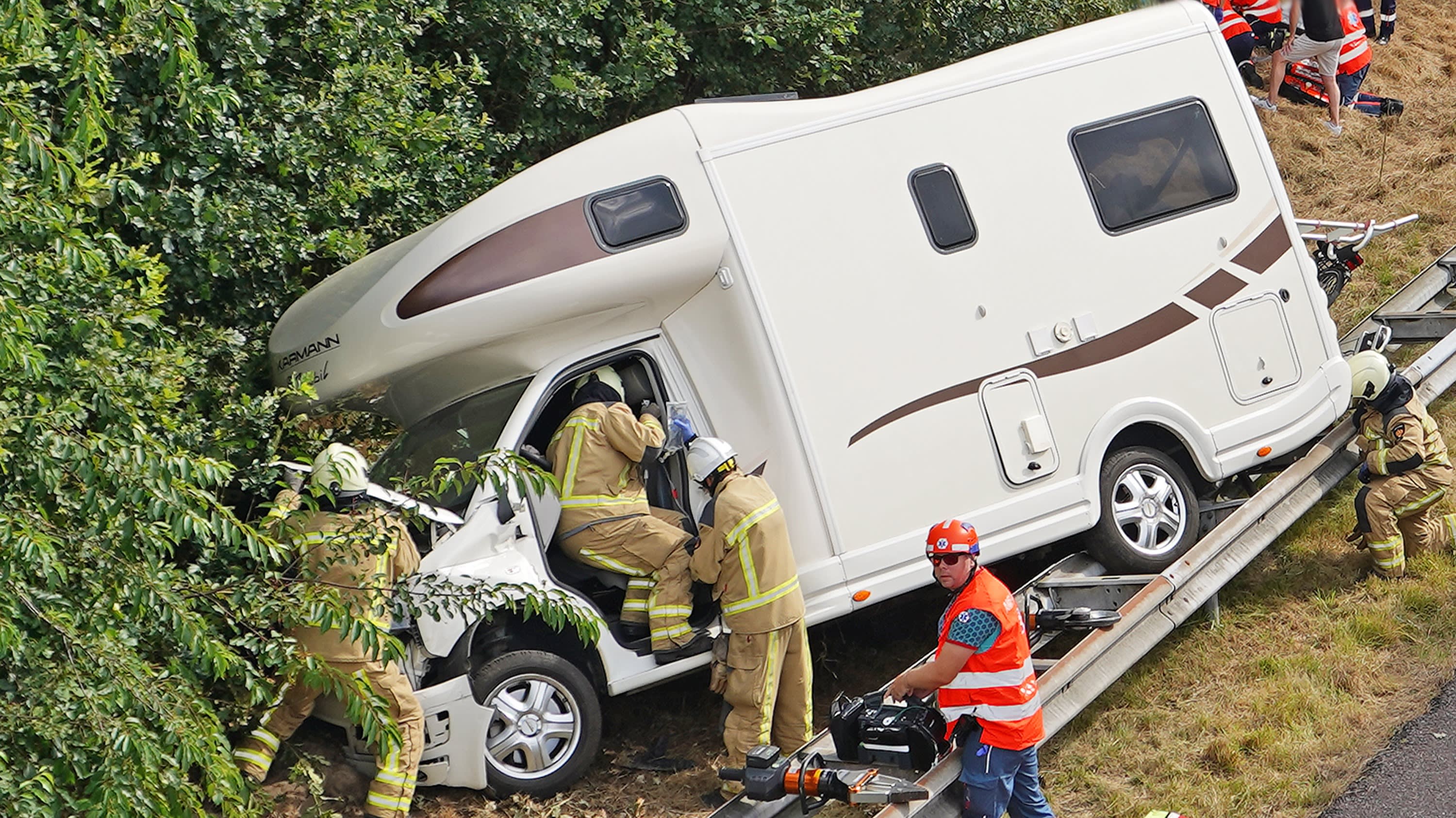 Man crasht met camper op A28 en komt om het leven | Hart van Nederland