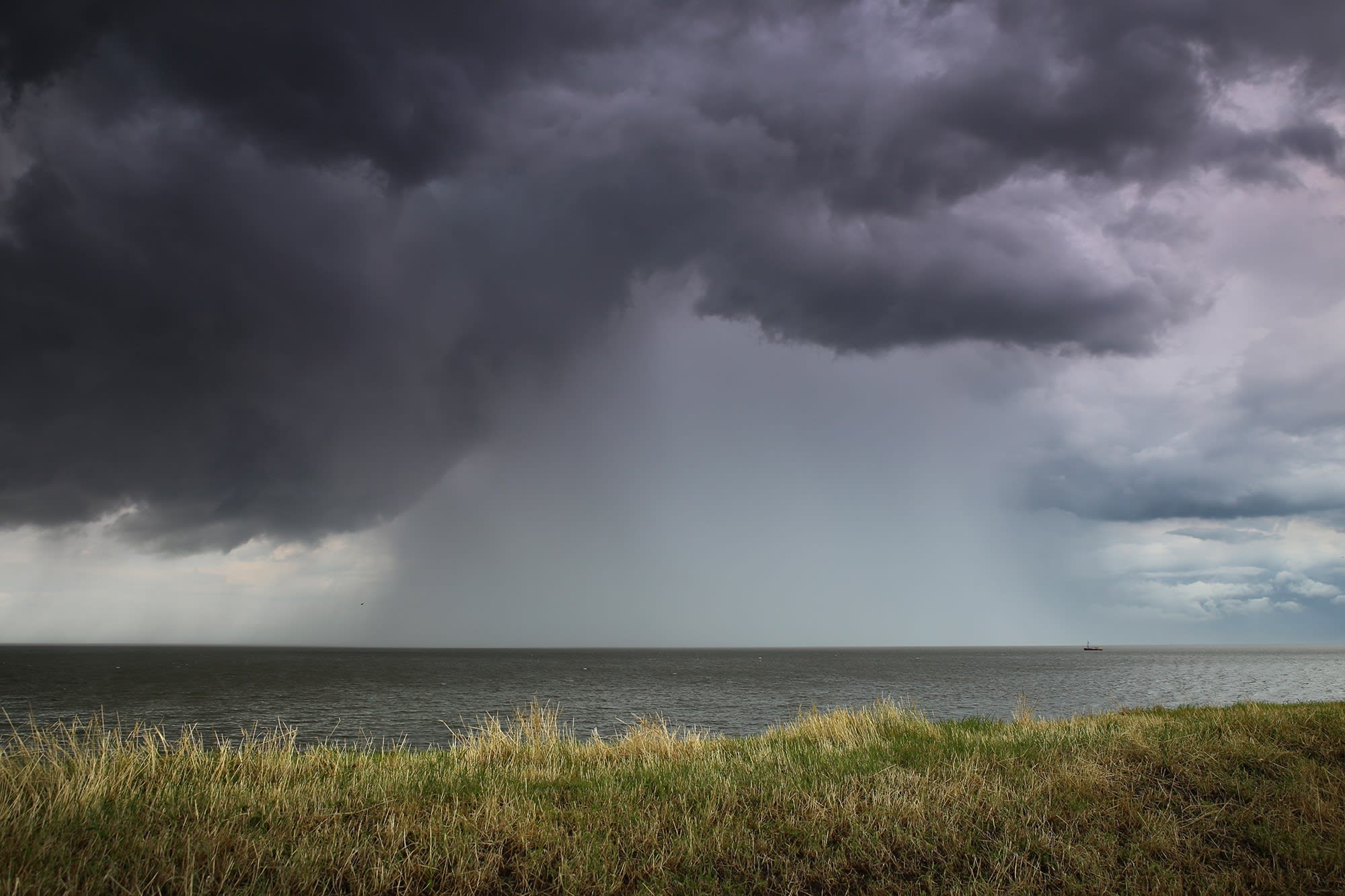 Rijden bij wateroverlast en aquaplaning: dit moet je weten | Hart van ...