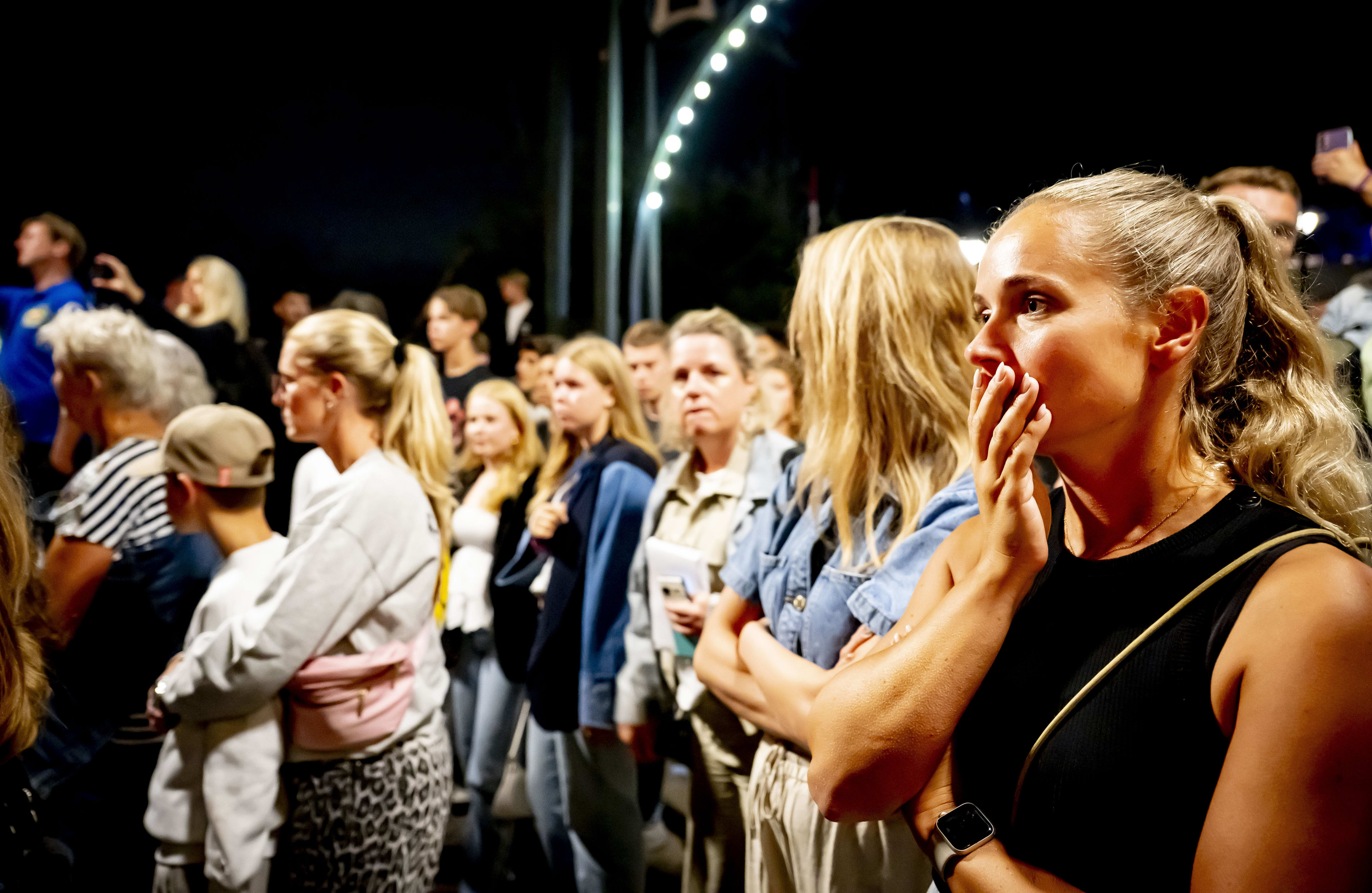 Eén minuut stilte, daarna applaus: Abcoude eert Lisa bij start feestweek | Hart van Nederland