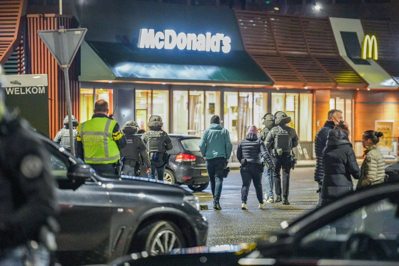 McDonalds in Assen ontruimd: man staat op dak, DSI-team ingezet | Hart ...