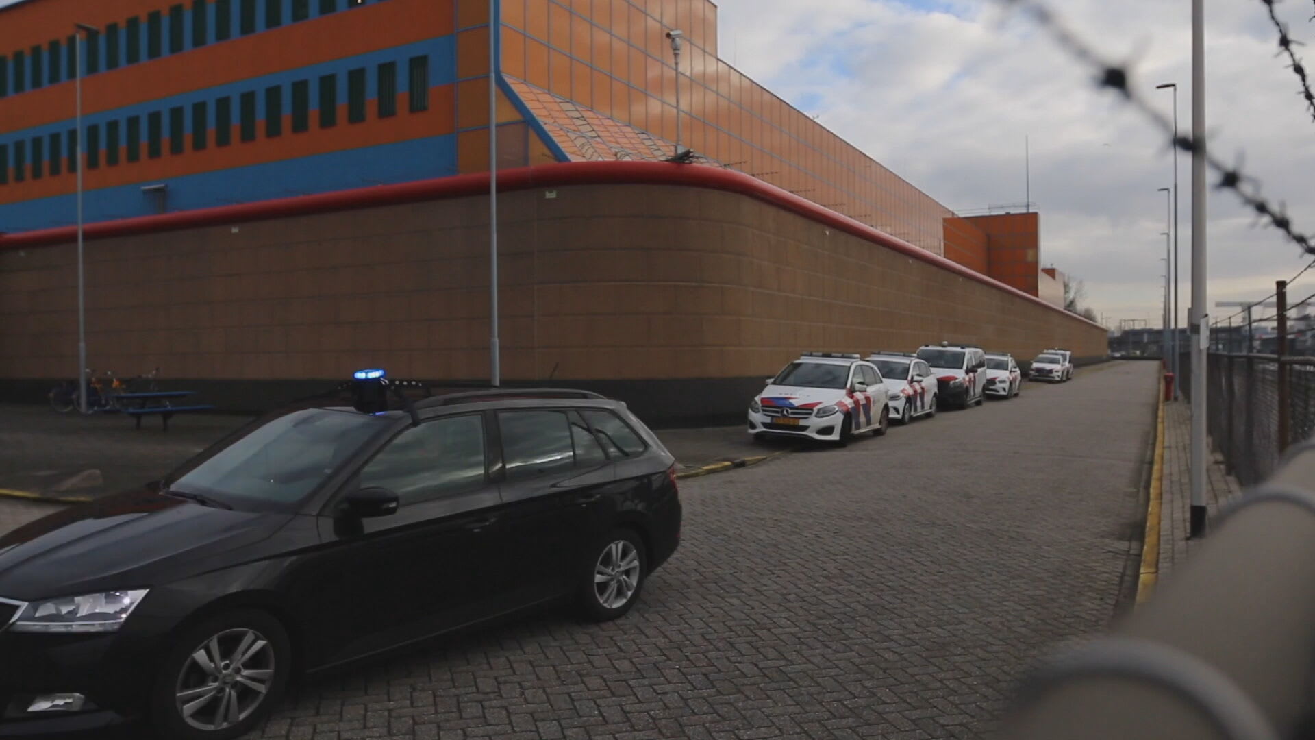 Politie onderzoekt mogelijke opstand in Rotterdamse gevangenis De Schie ...