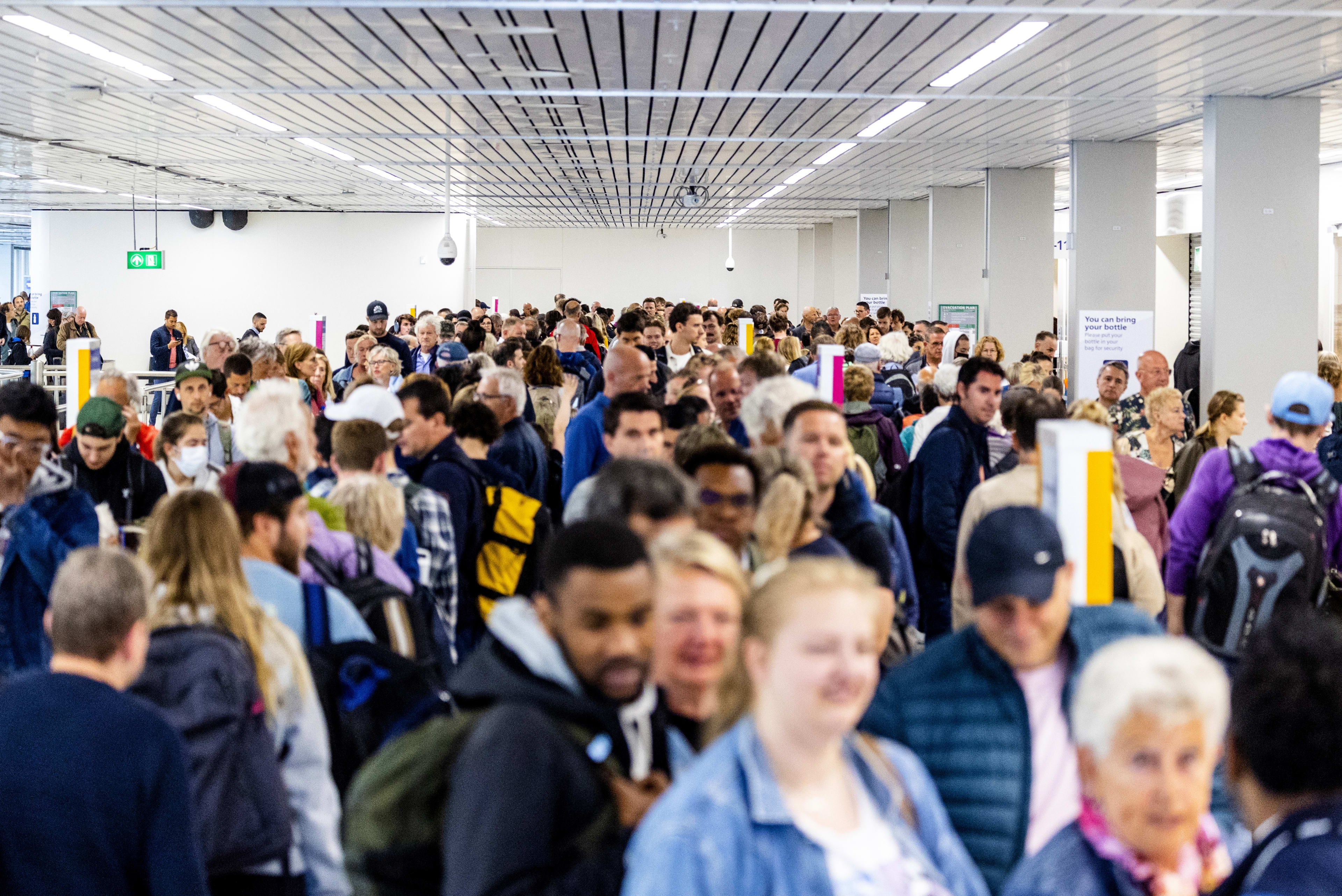 Drukte komt en gaat op Schiphol, 'vergeleken met zondag rustig' | Hart ...