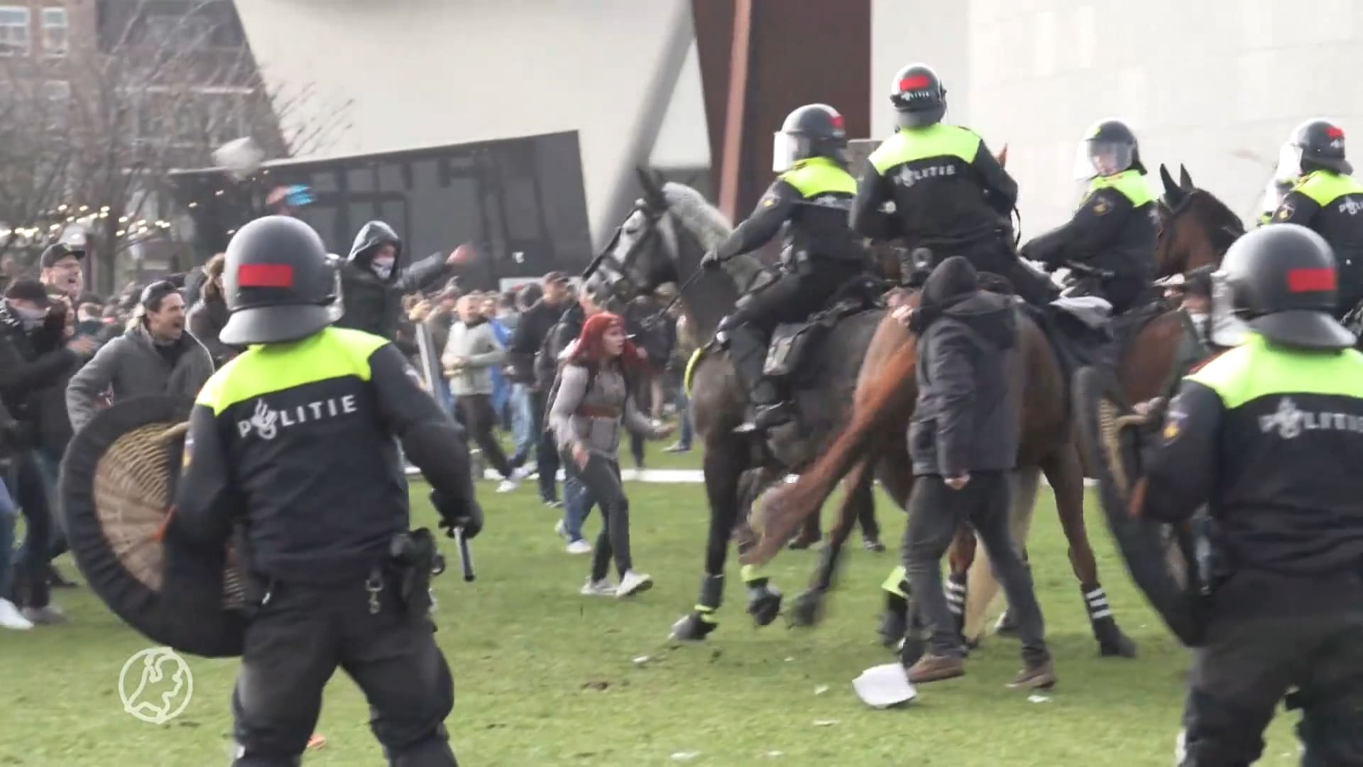 Politie verspreidt opnieuw foto's relschoppers op Museumplein | Hart ... Politie verspreidt opnieuw foto's relschoppers op Museumplein | Hart ...