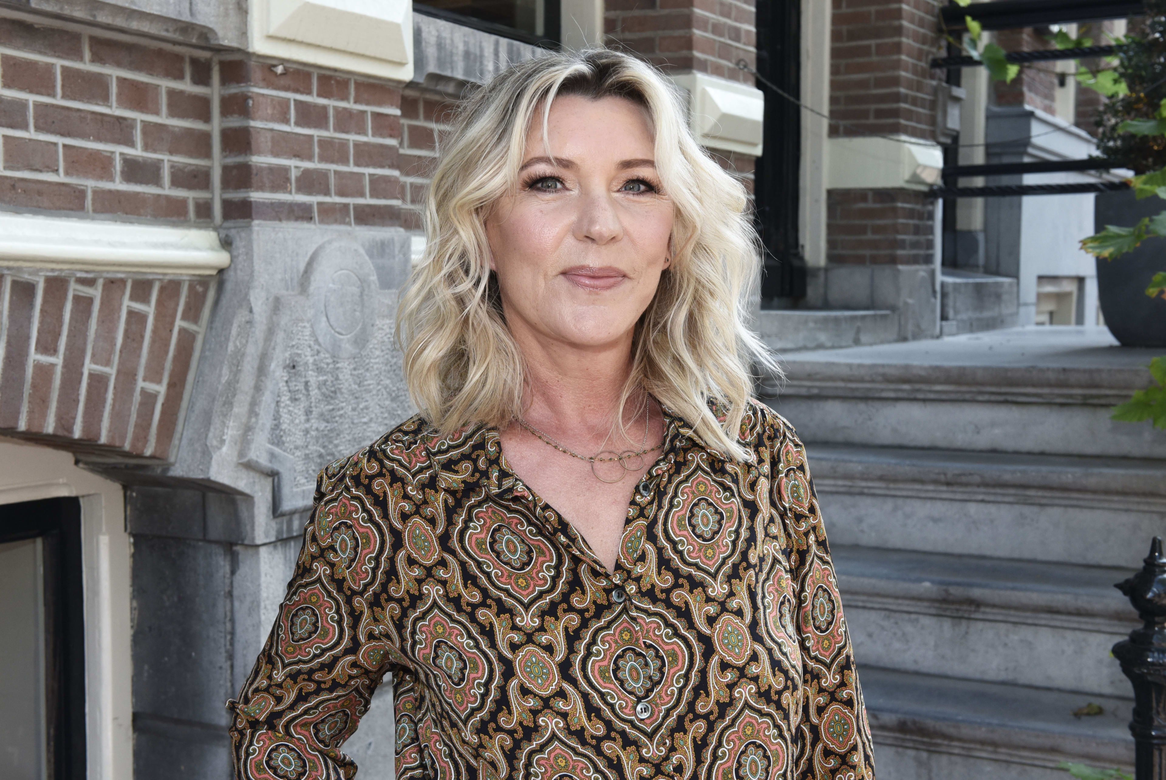 Schrijfster Saskia Noort vindt Harry Mens 'seniele betweter' om Voice ...
