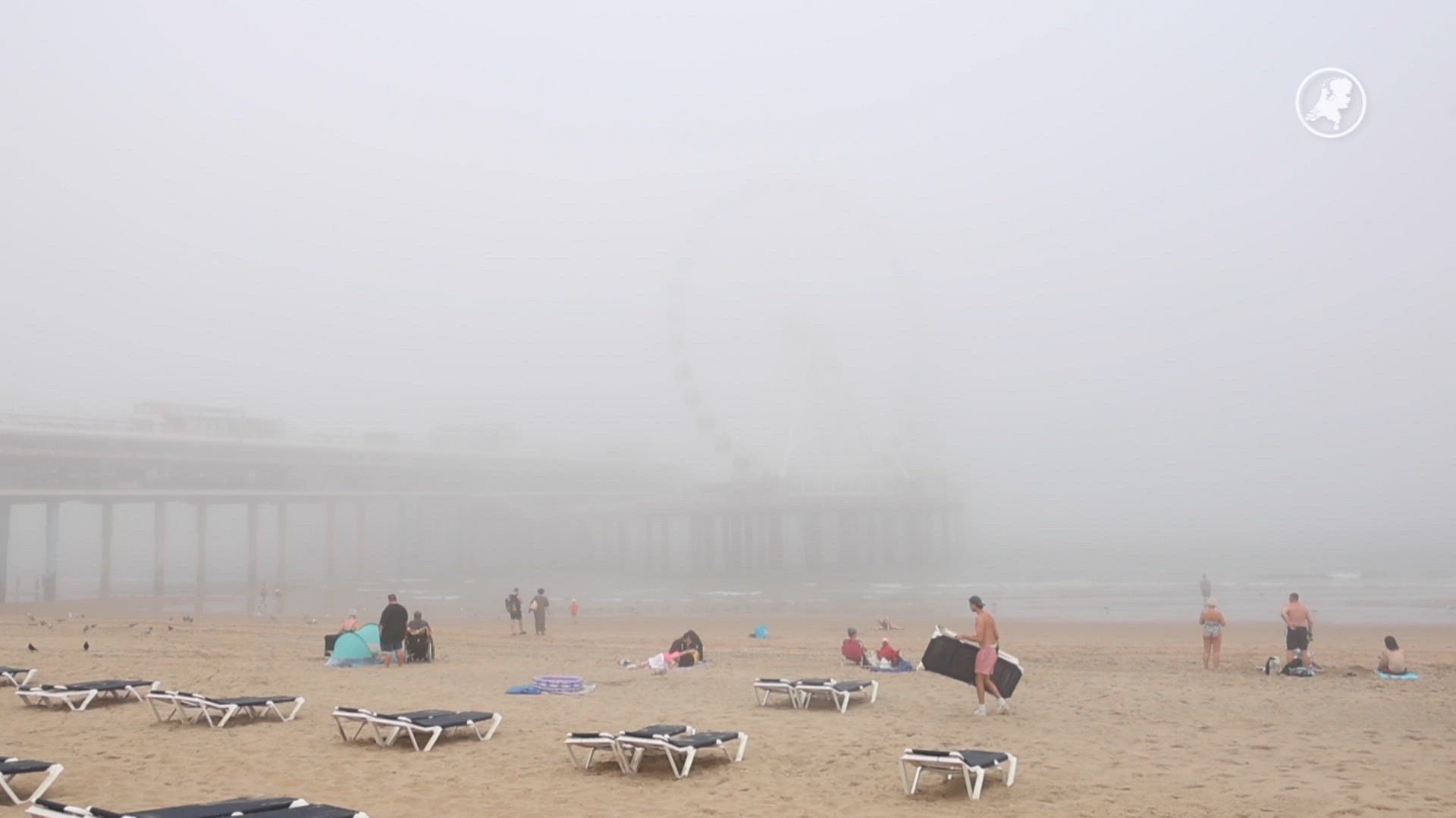 ZIEN: Dagje strand valt in water door enorm dichte mist bij ...