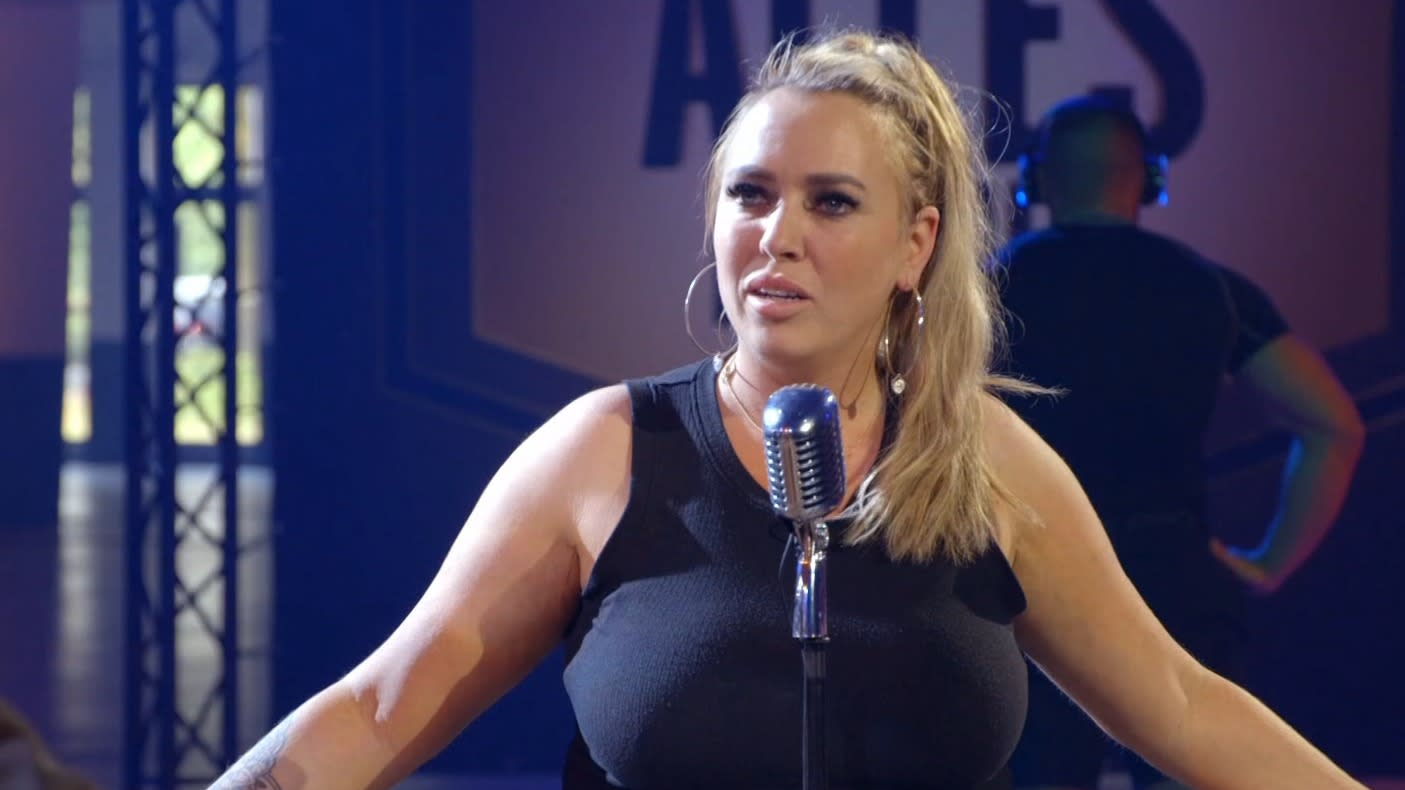 Maria boos als De Alleskunner kinderliedje afkeurt: 'Op het kamp zingen ...