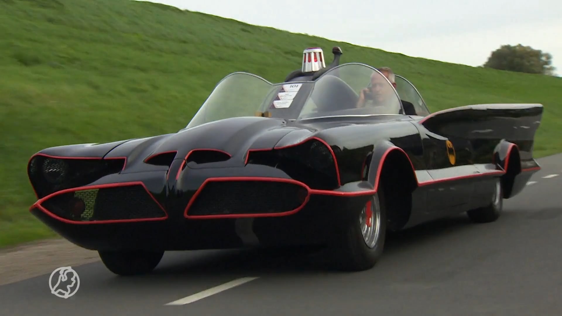 In Andijk kan je nu de originele batmobile zien rijden: 'Maak je niet ...