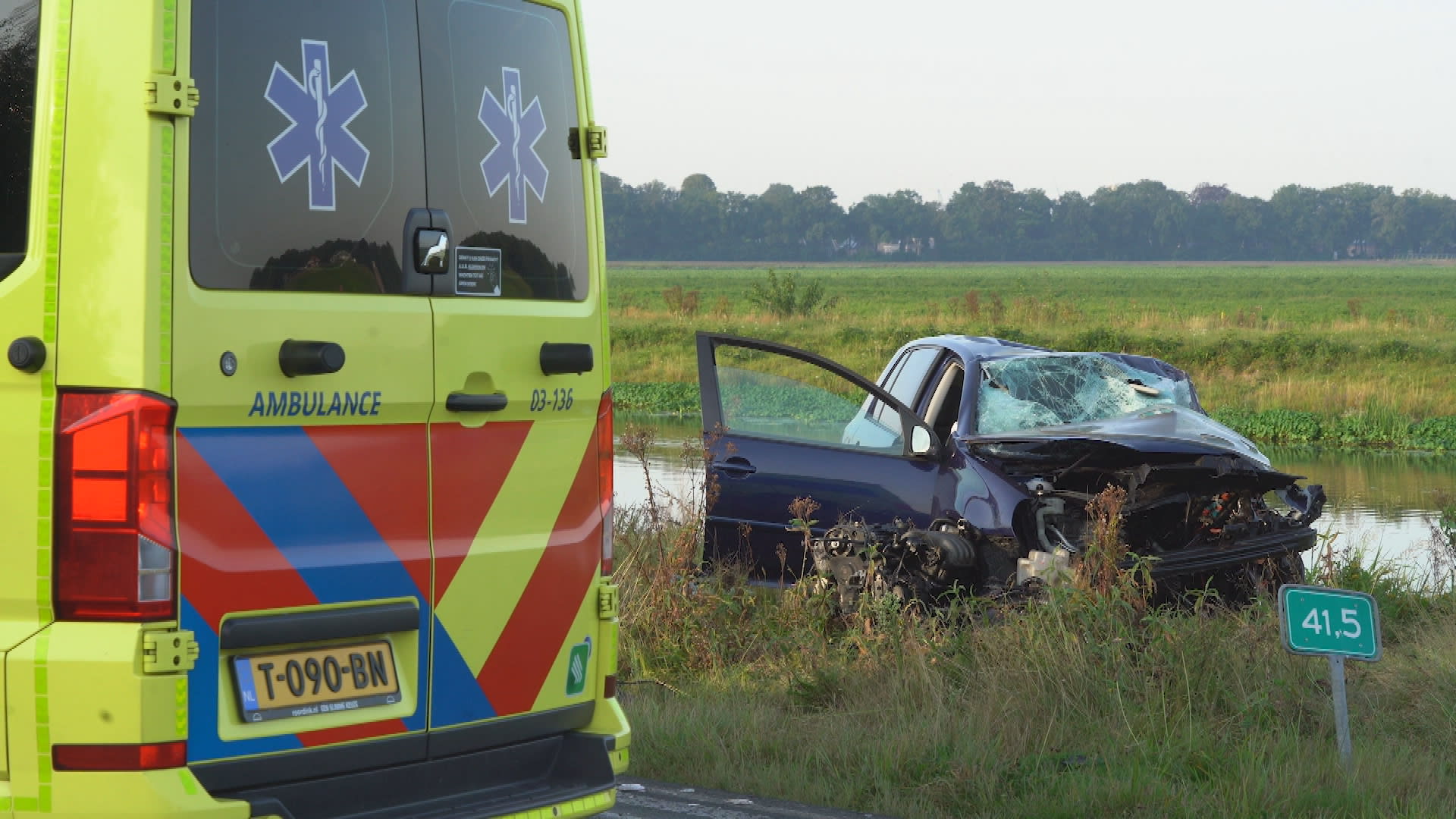 Zwaargewonde (31) bij botsing tussen vrachtwagen en auto in Nieuw-Amsterdam | Hart van Nederland
