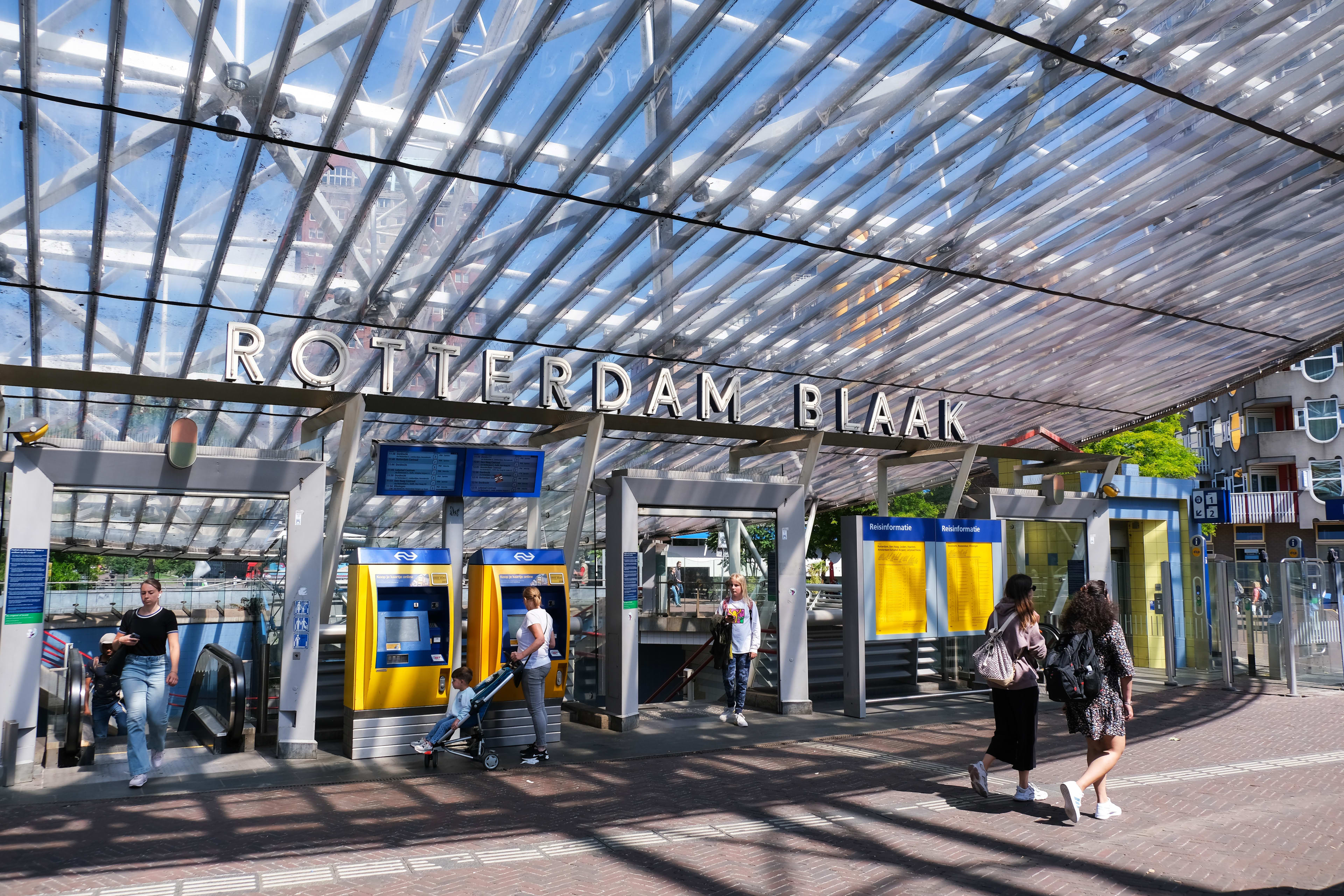 Station Blaak lijdt onder plassende reizigers: spoor week lang dicht ...