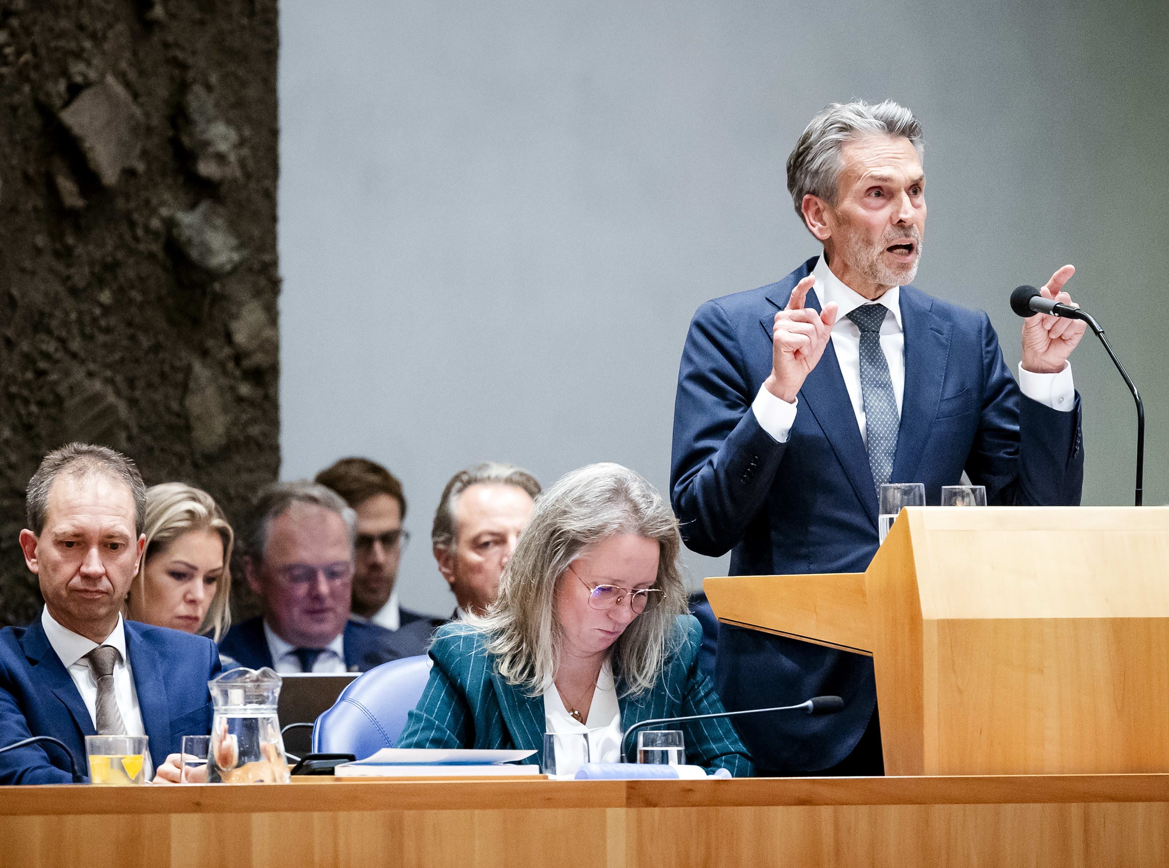 Schoof en ministers onder vuur tijdens debat over onrust Amsterdam | Hart van Nederland