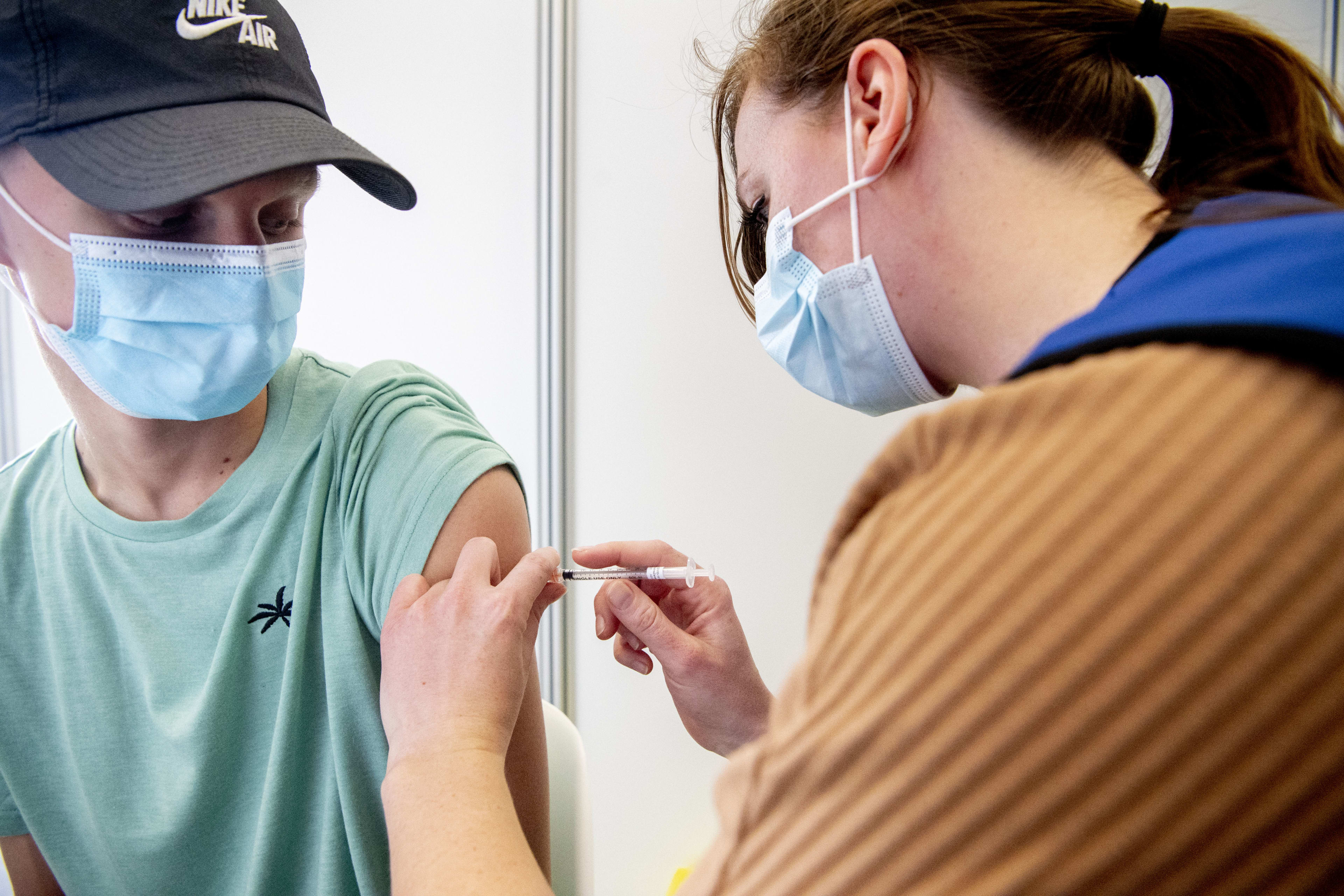 Tientallen jongeren dringen voor bij vaccineren, GGD gaat extra ...