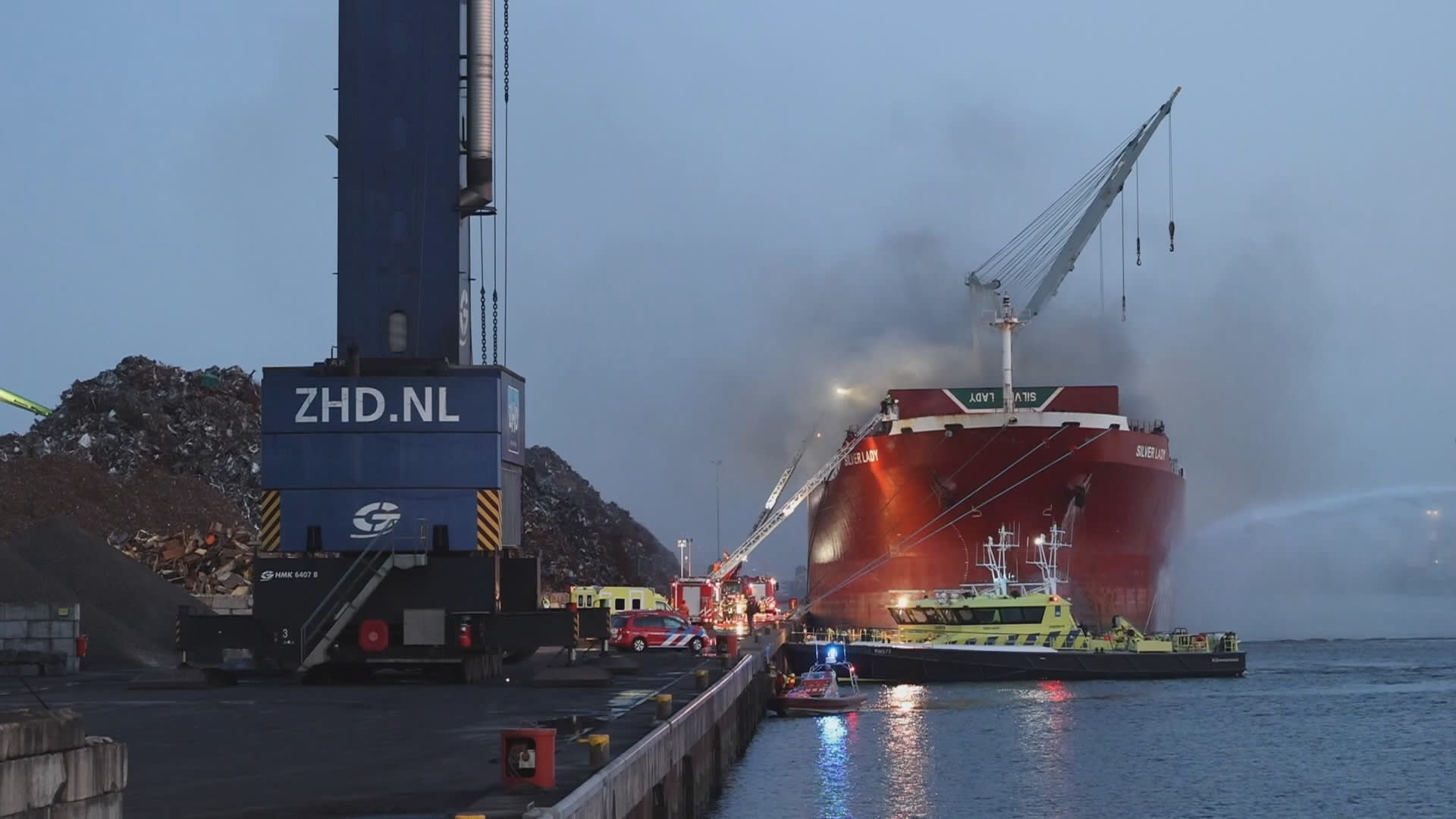 Brand op vrachtschip in Dordrecht geblust na massale inzet brandweer ...