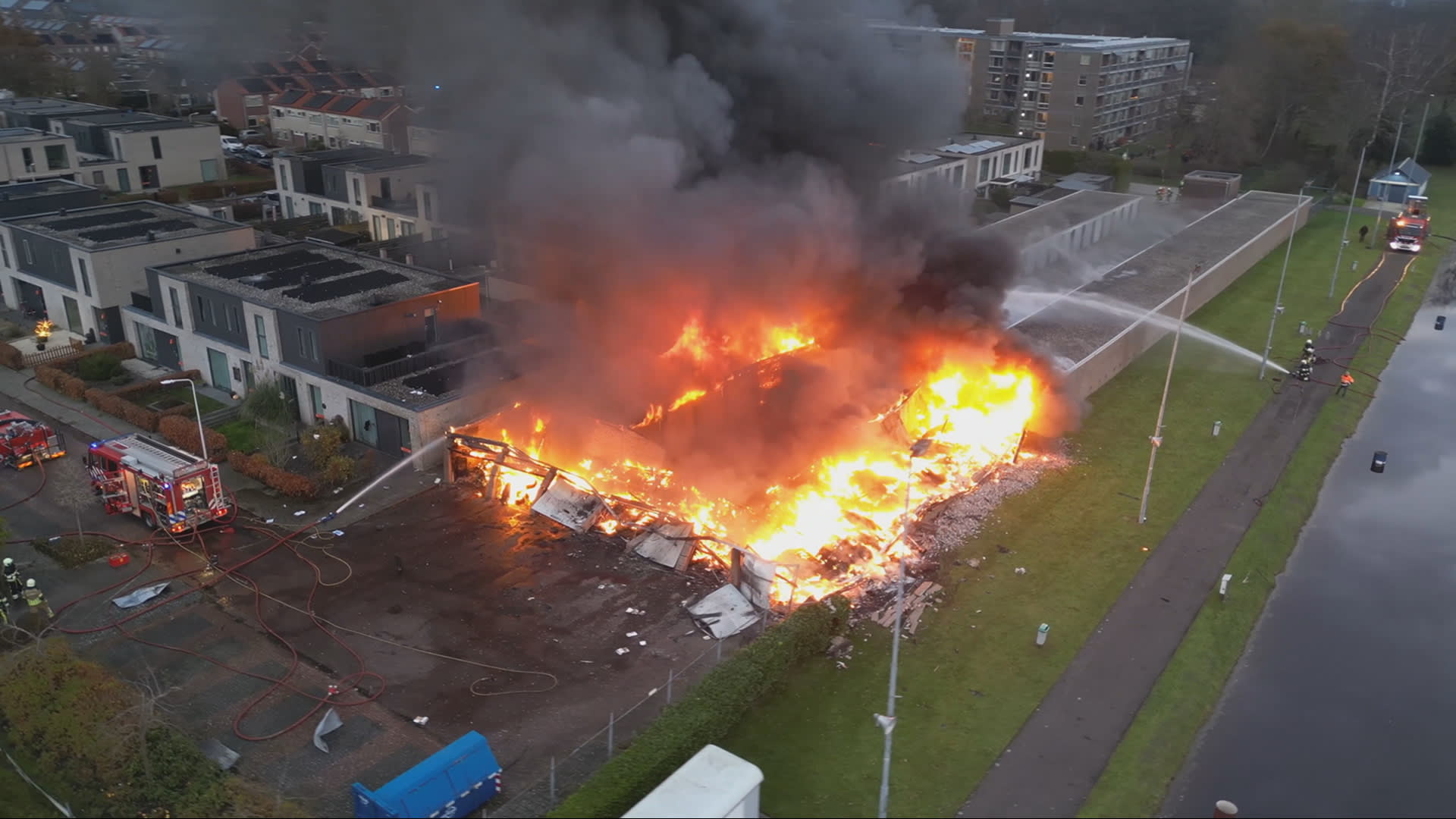 Verslagenheid bij eigenaren uitgebrande garageboxen Wolvega: 'Wel een traantje gelaten' | Hart ...