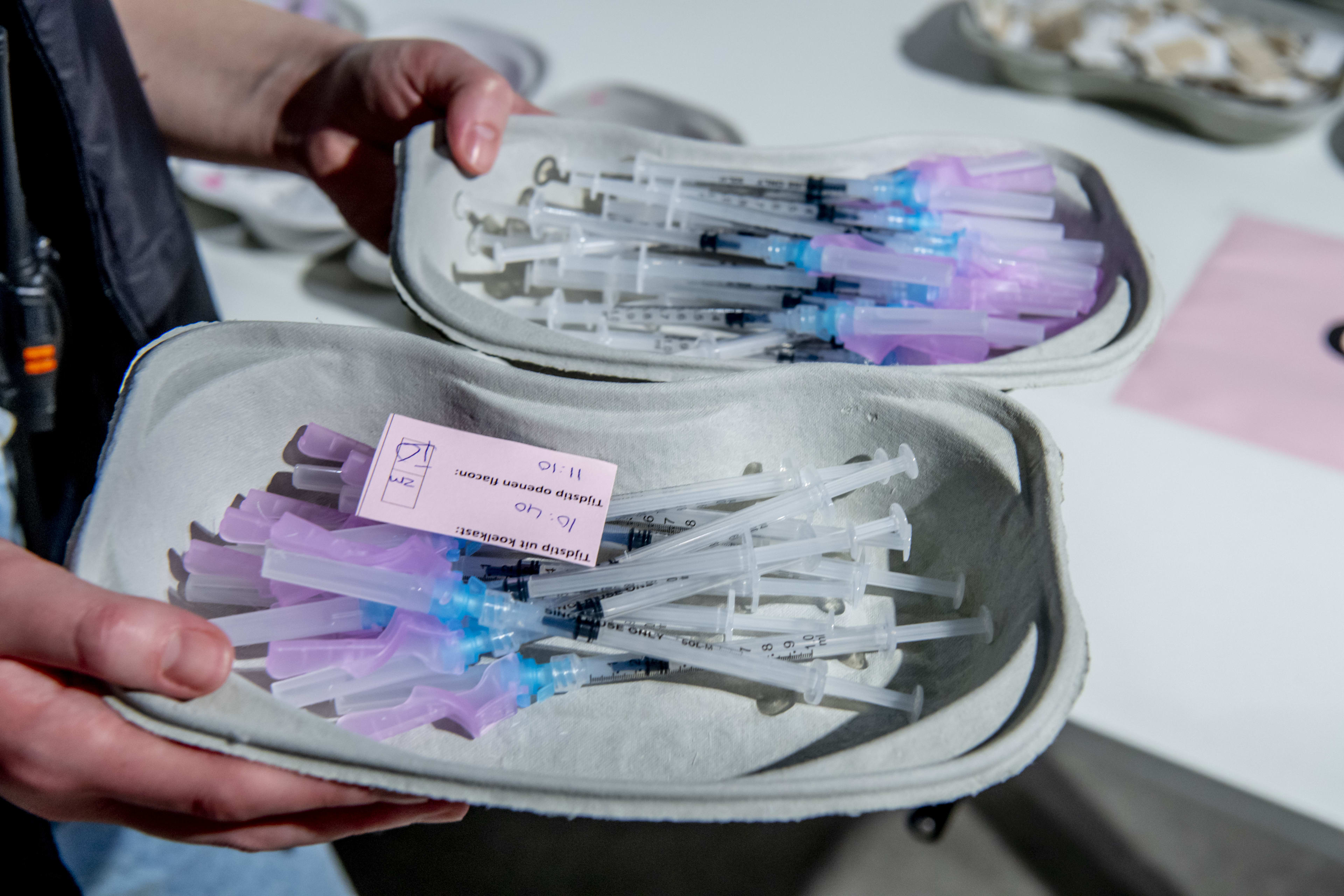 Waarom krijgen alleen jongere mensen een Pfizer-boosterprik? | Hart van ...