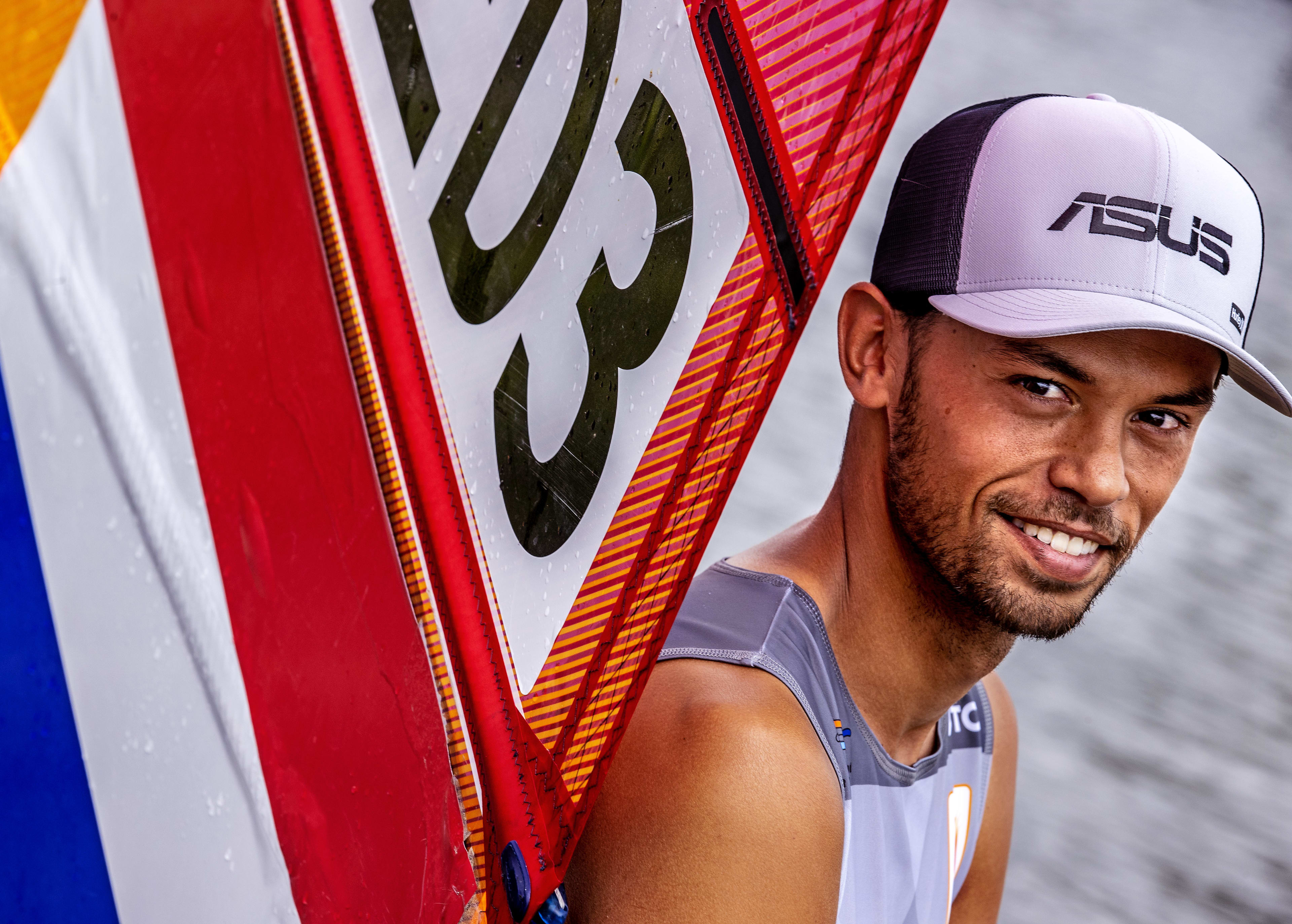 Pijlsnel nieuw kapsel voor olympisch windsurfer Kiran Badloe | Hart van Nederland