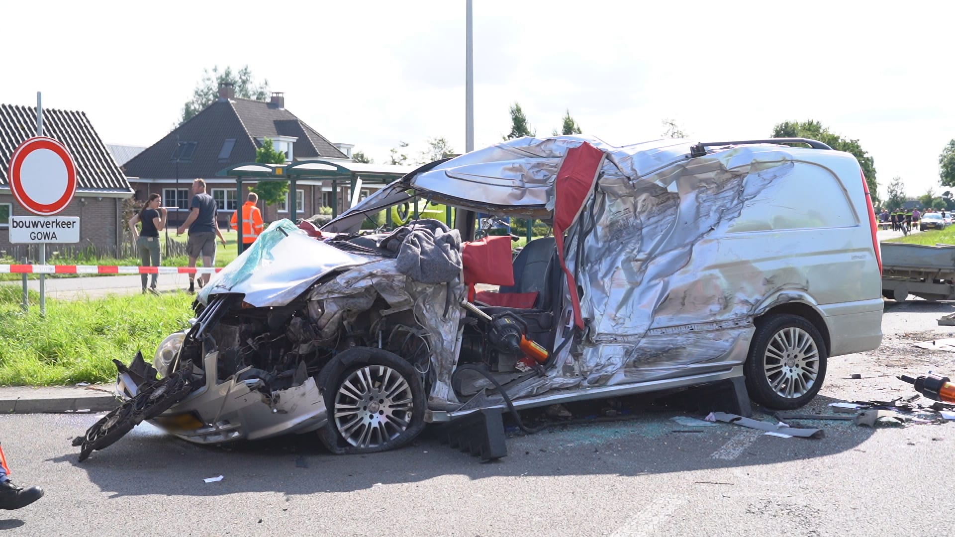 Bestuurder bestelbus zwaargewond na heftig ongeval met vrachtwagen in ...