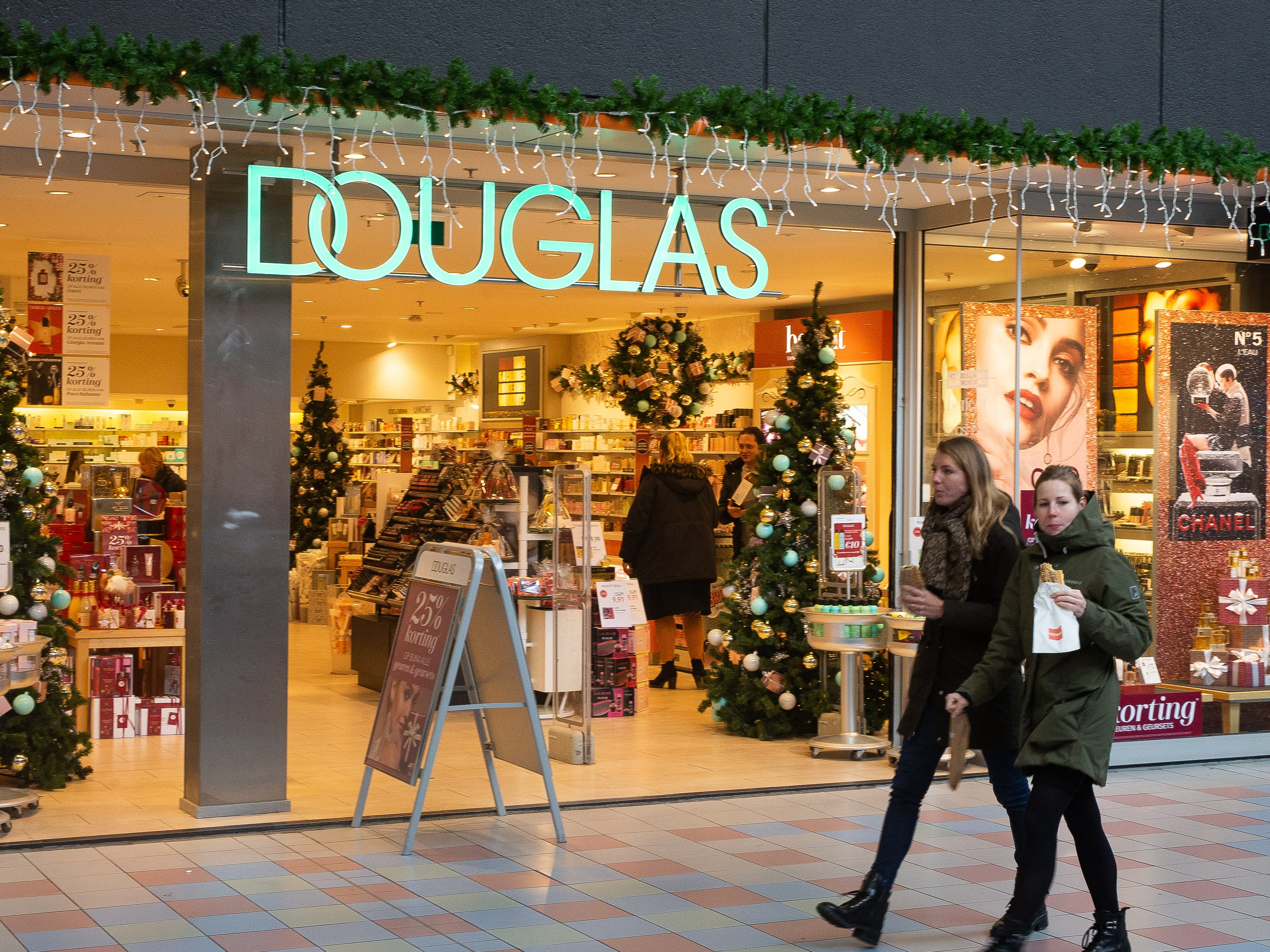 Parfumerieketen Douglas sluit zo'n 500 winkels, mogelijk ook in ...