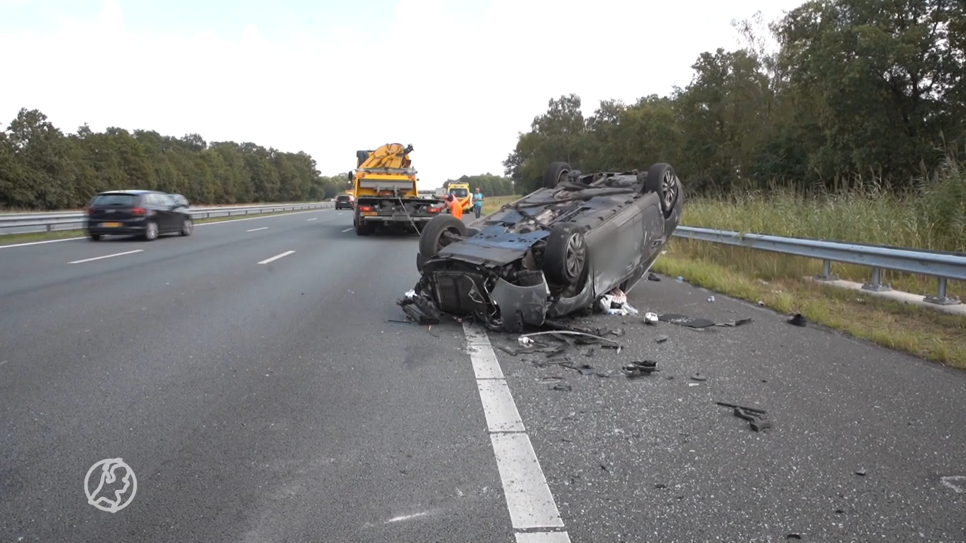 Heftige beelden: auto en vangrail helemaal kapot na ongeluk met ...