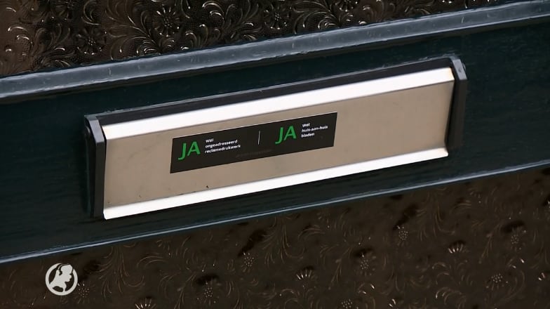 Verplichte JA/JA-sticker in strijd met persvrijheid | Hart van Nederland