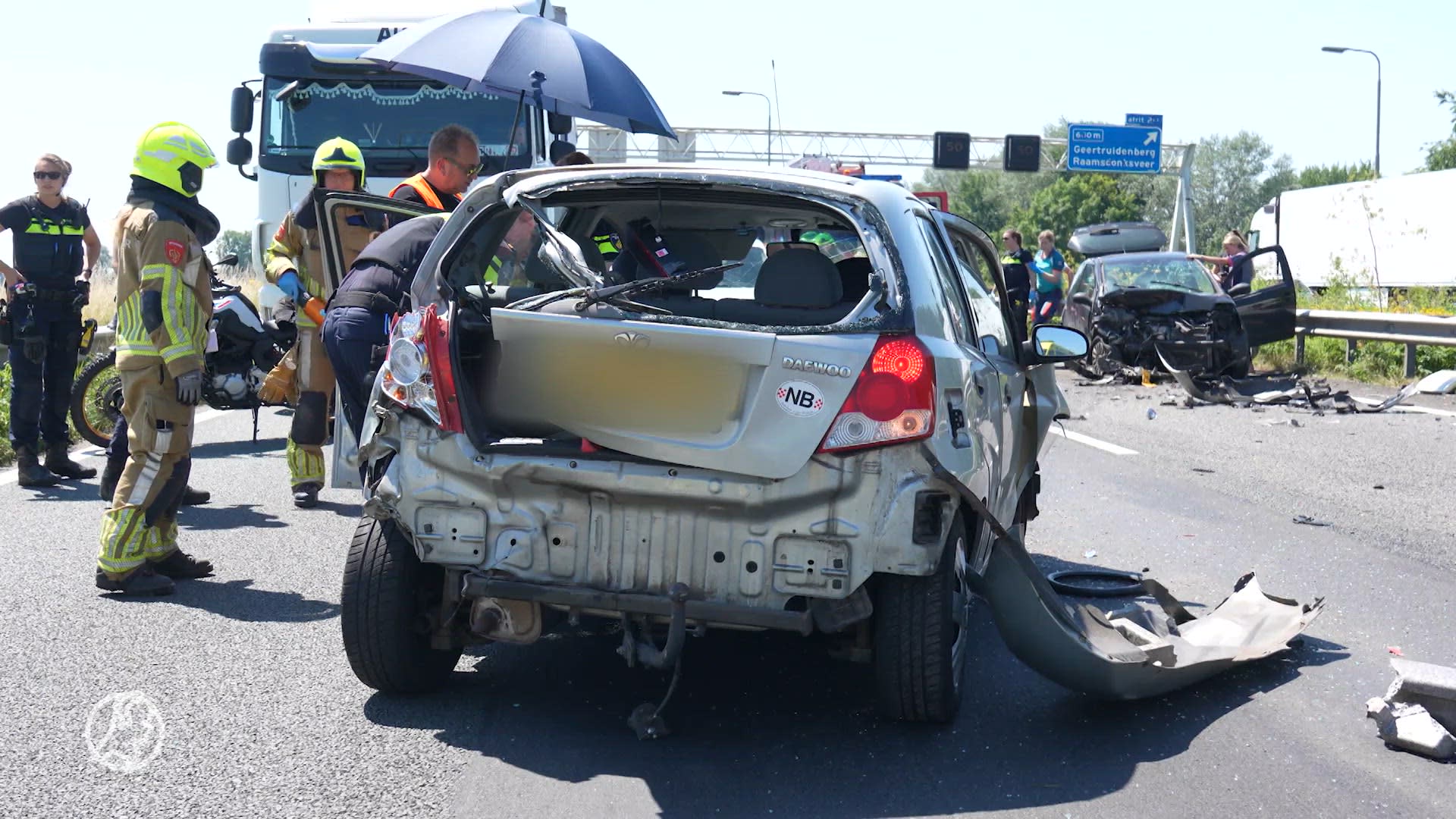 Botsing tussen twee auto's op A27, snelweg richting Gorinchem dicht | Hart van Nederland