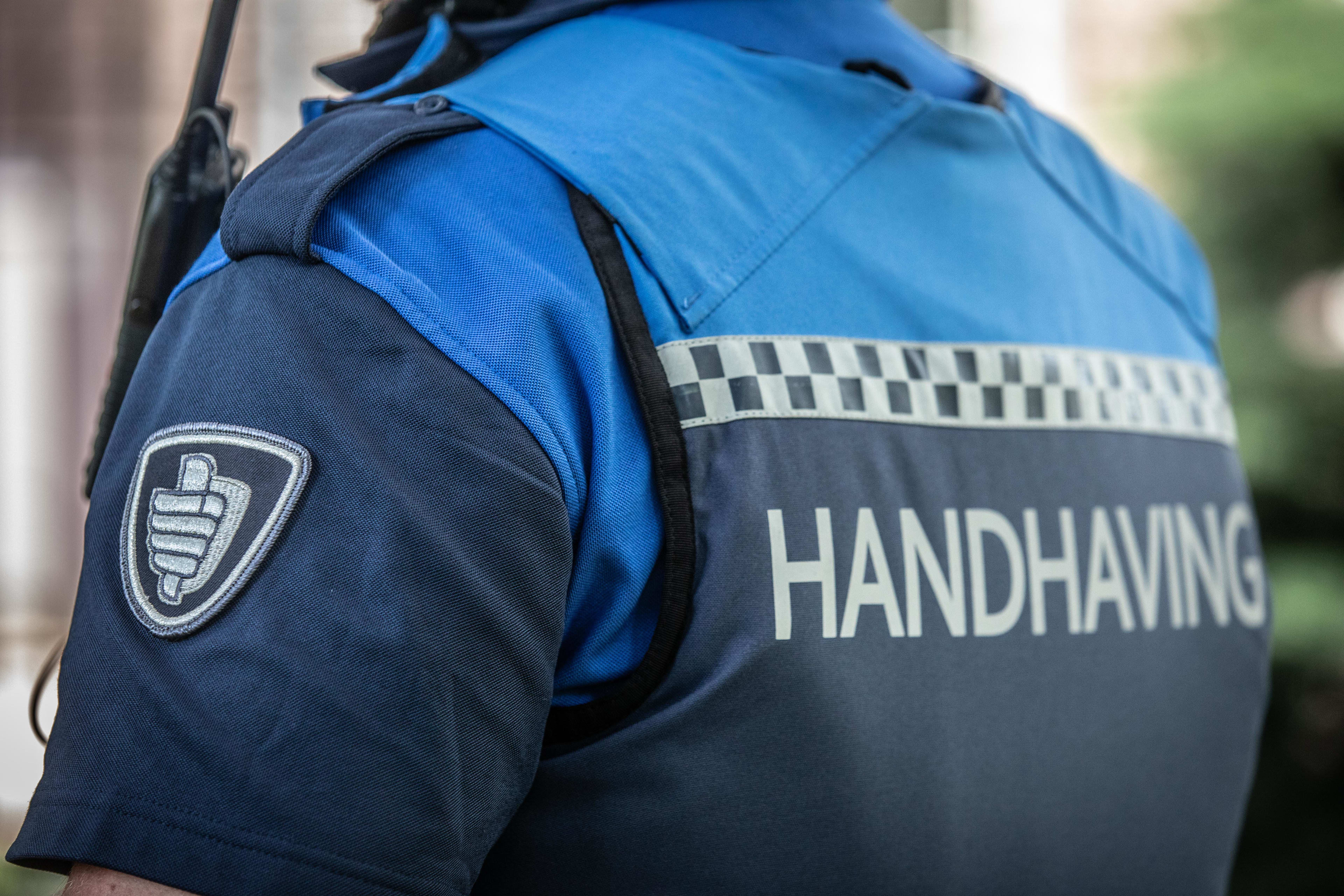 Handhavers mishandeld, bedreigd en vastgehouden in café Medemblik ...
