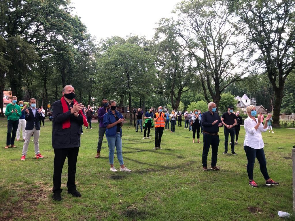 Leerkrachten, ouders en vakbond woest: demonstratie tegen sluiting ...