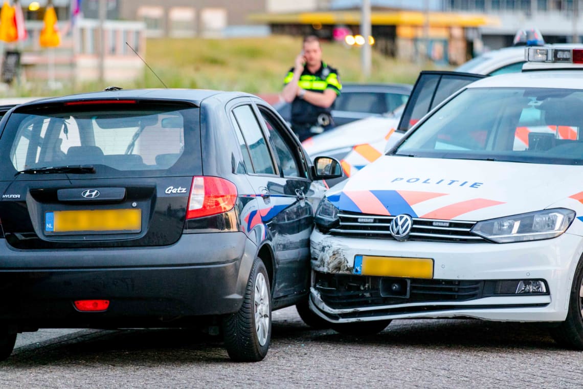 Libiër (29) rijdt tot twee keer in op agenten en crasht tegen ...
