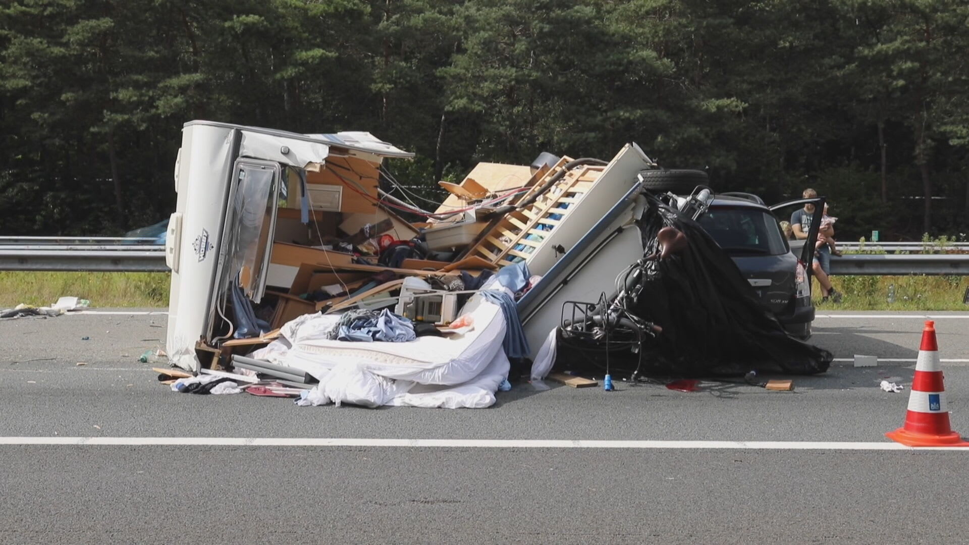 Enorme ravage op A50: caravan kantelt bij Hoenderloo en hele inhoud belandt op de weg | Hart van ...