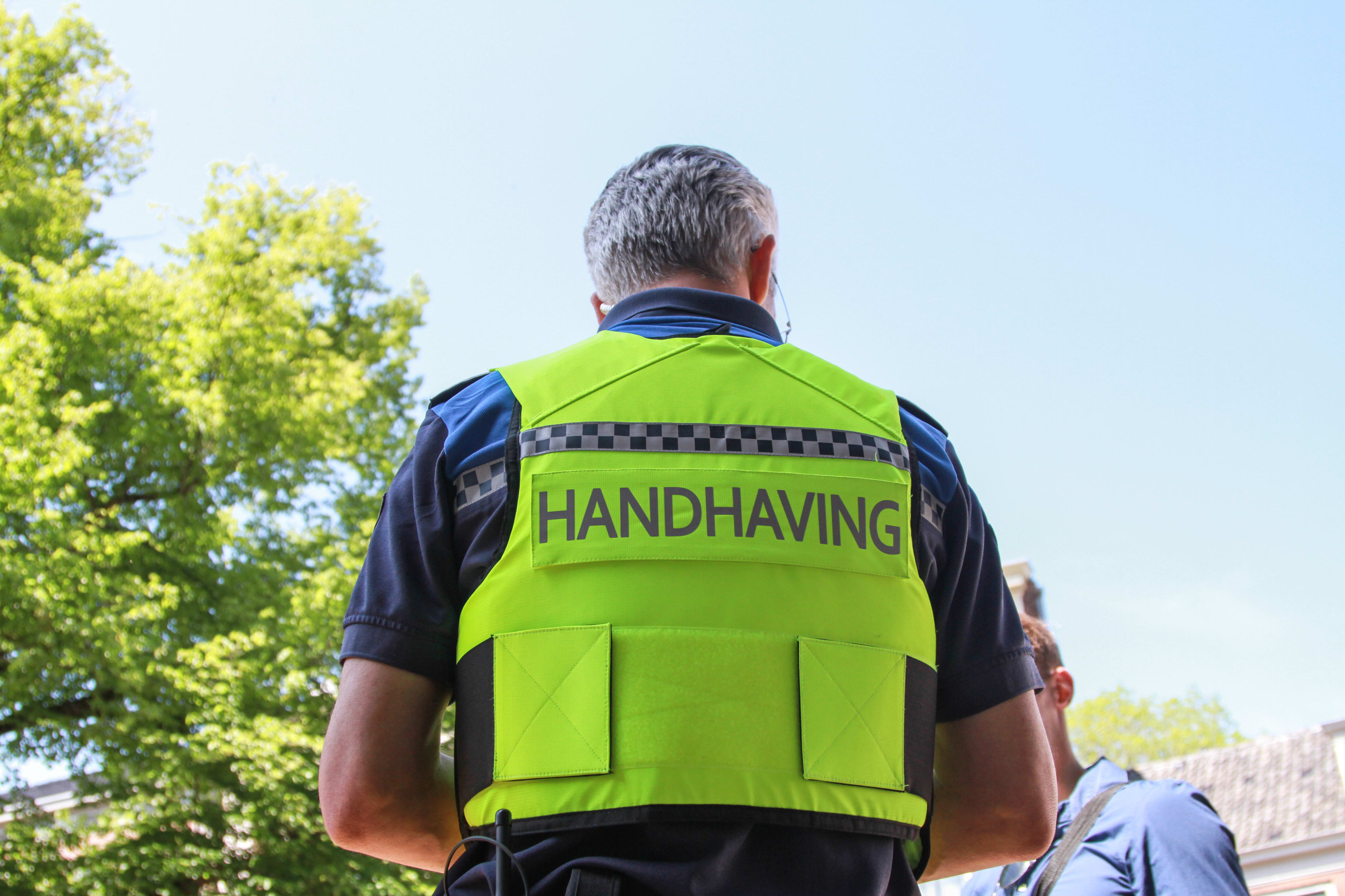 Handhaver Alkmaar bewusteloos geschopt, collega bedreigd met mes | Hart ...