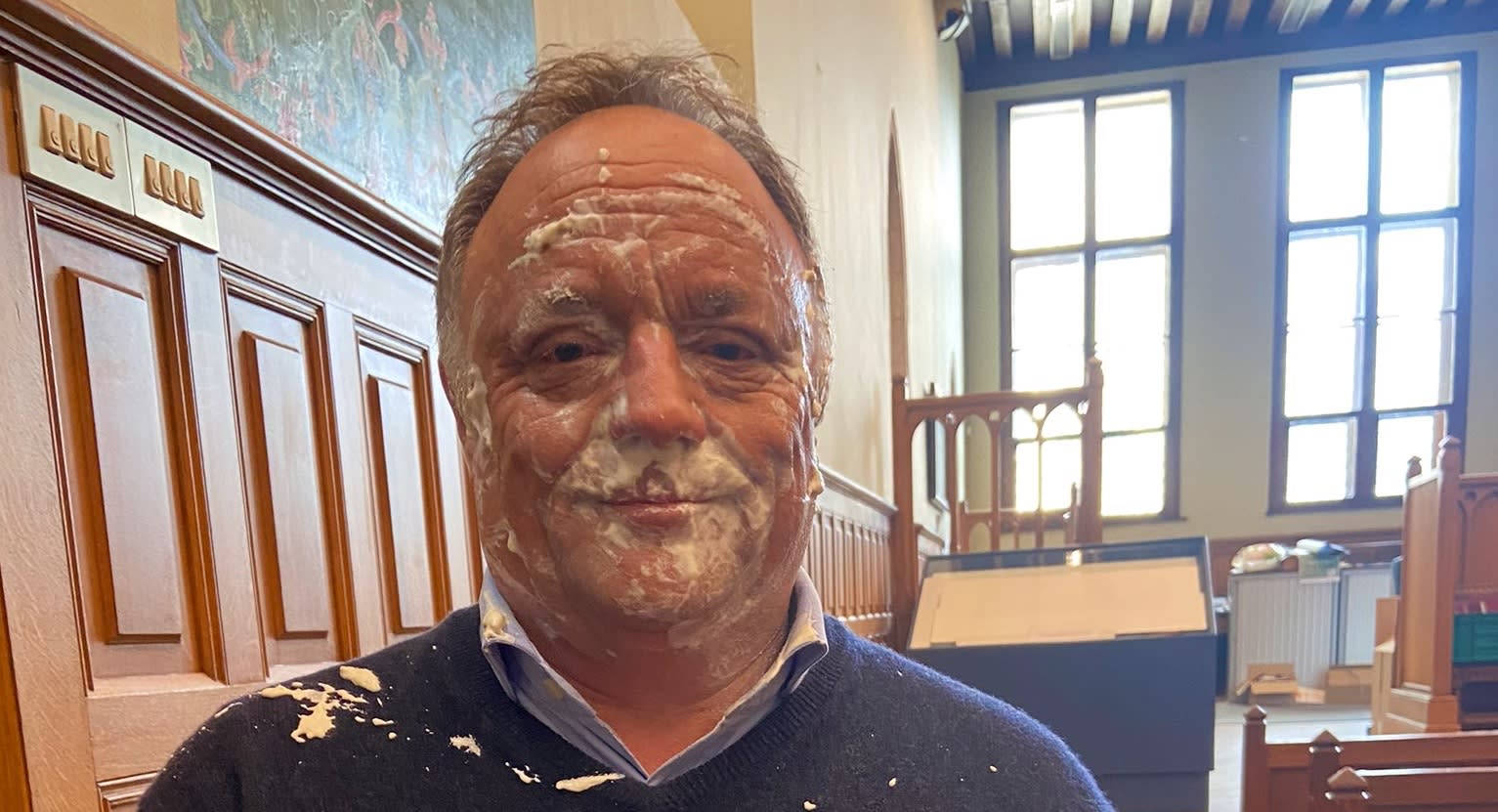 Viroloog Marc van Ranst aangevallen met taart voor lezing over ...