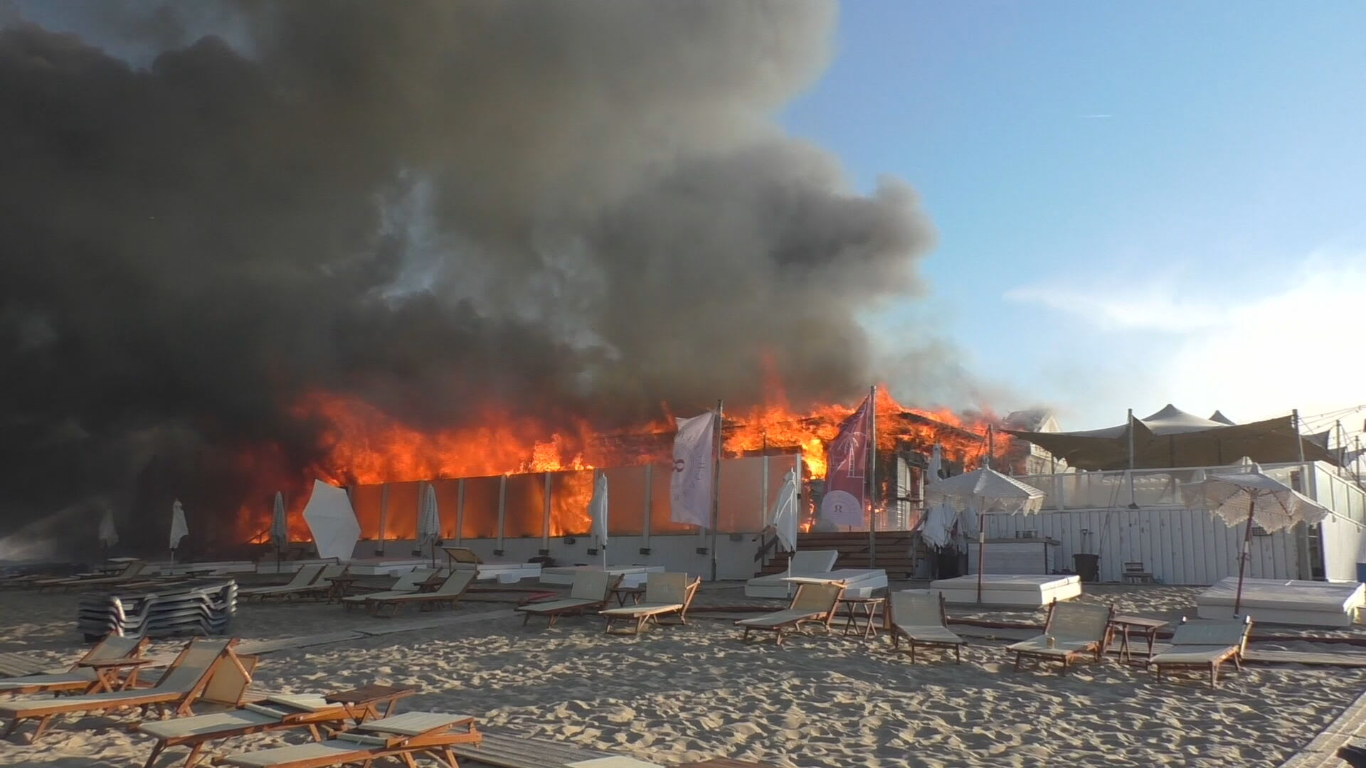 Strandpaviljoen op Texel volledig verwoest door felle brand | Hart van ...
