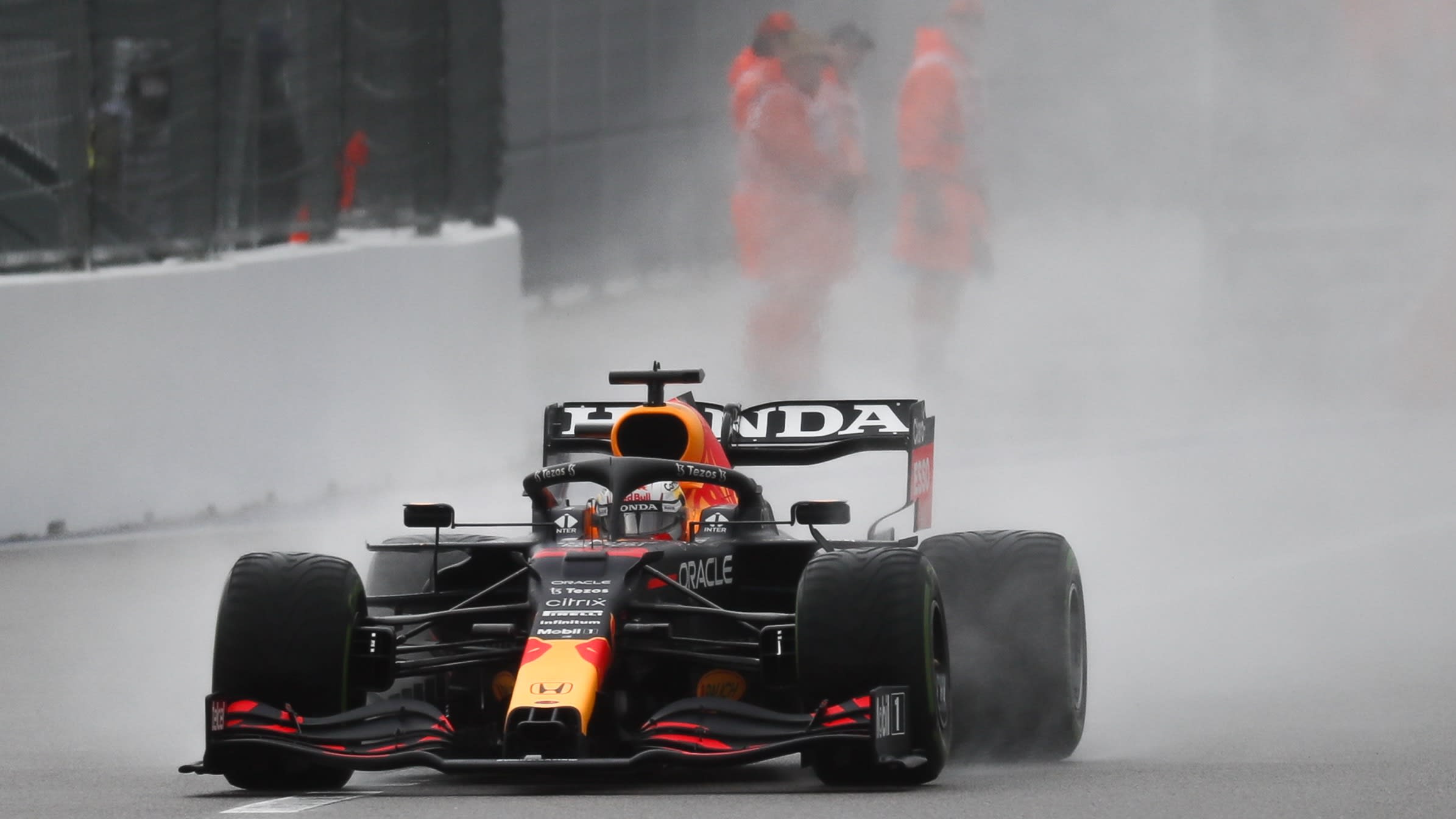 Max Verstappen haalt tweede plaats in Sotsji na regenachtige slotfase ...
