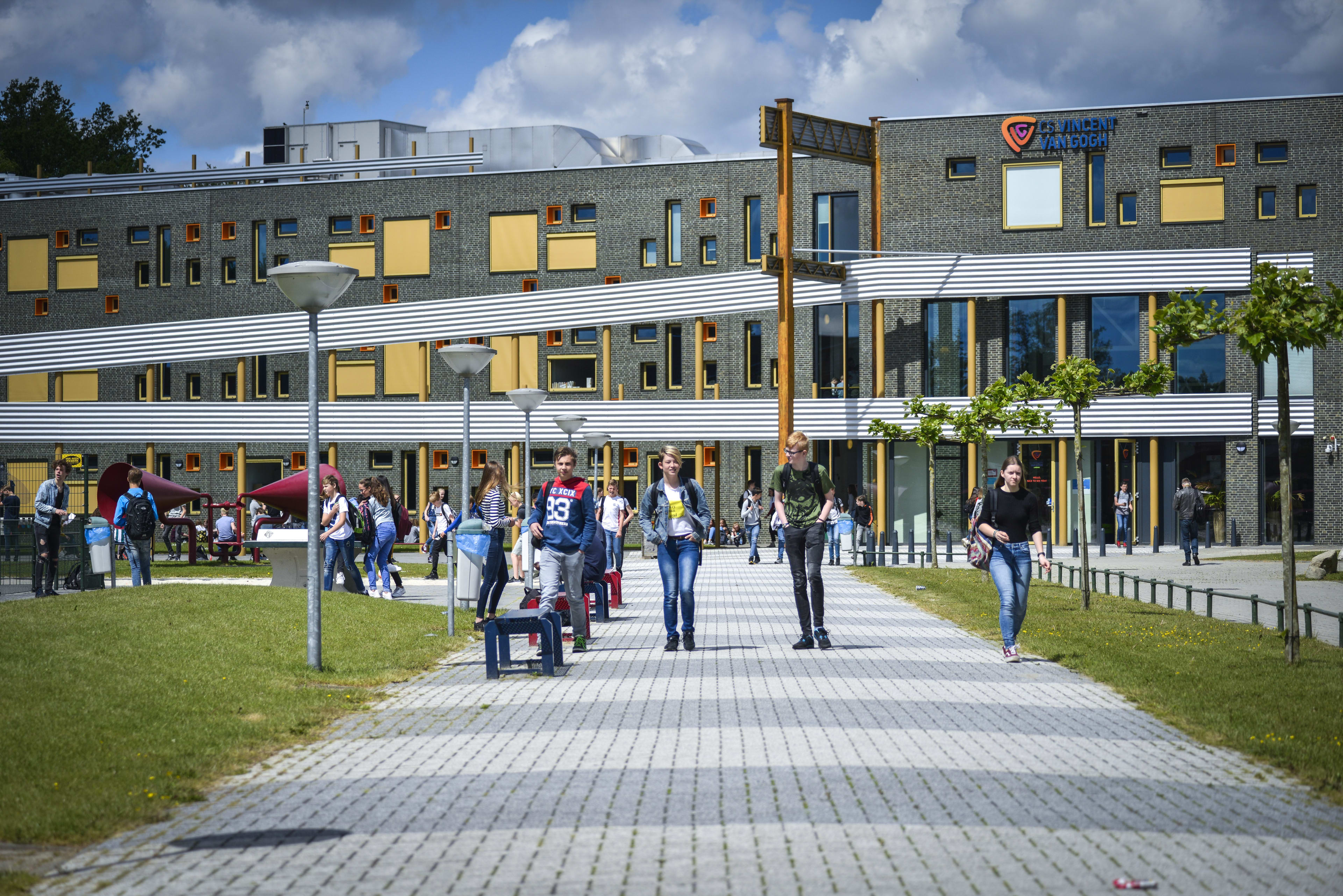 Leerlingen van middelbare school in Assen moeten straks een mondkapje ...