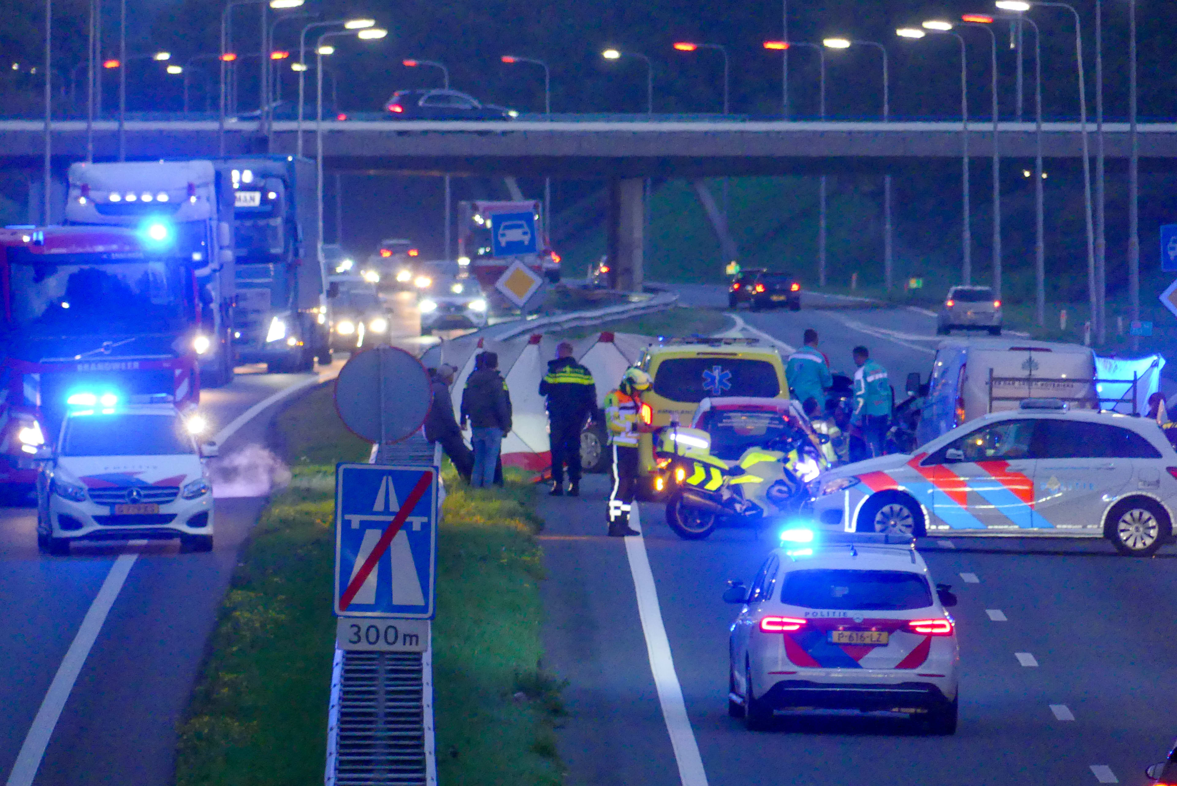 Dode bij groot ongeluk met drie auto's op A35, snelweg naar Duitsland afgesloten | Hart van ...