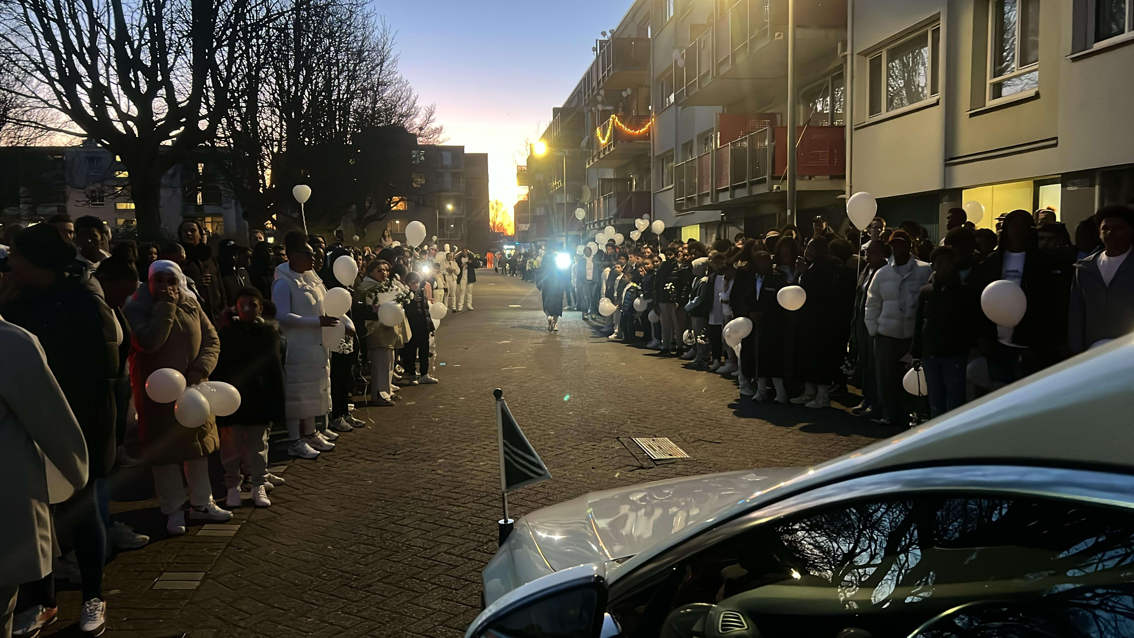 Honderden herdenken Zaijendly (11) met stille tocht en witte ballonnen ...