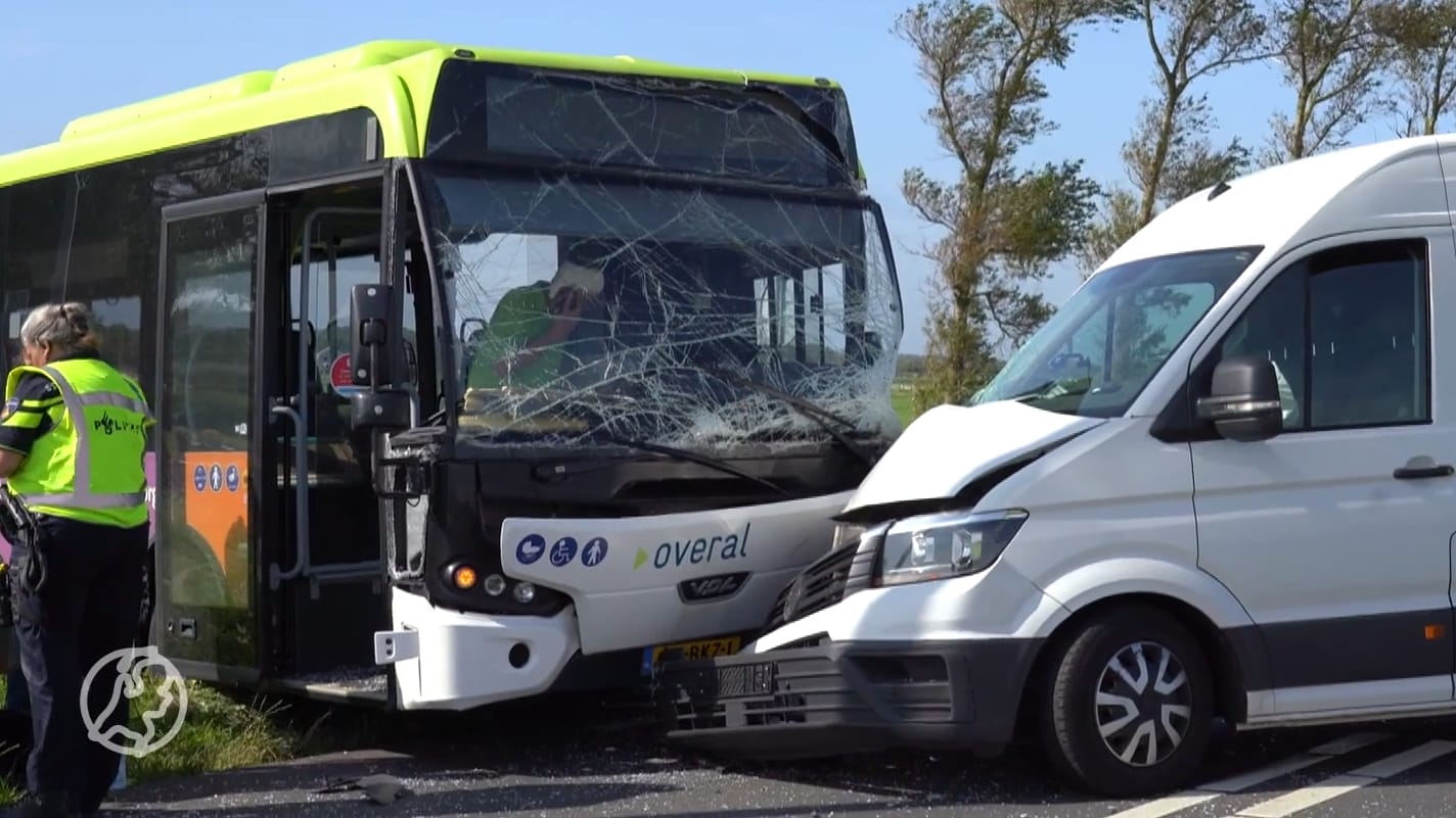 Lijnbus en bestelbus botsen op elkaar bij kruising: meerdere gewonden | Hart van Nederland