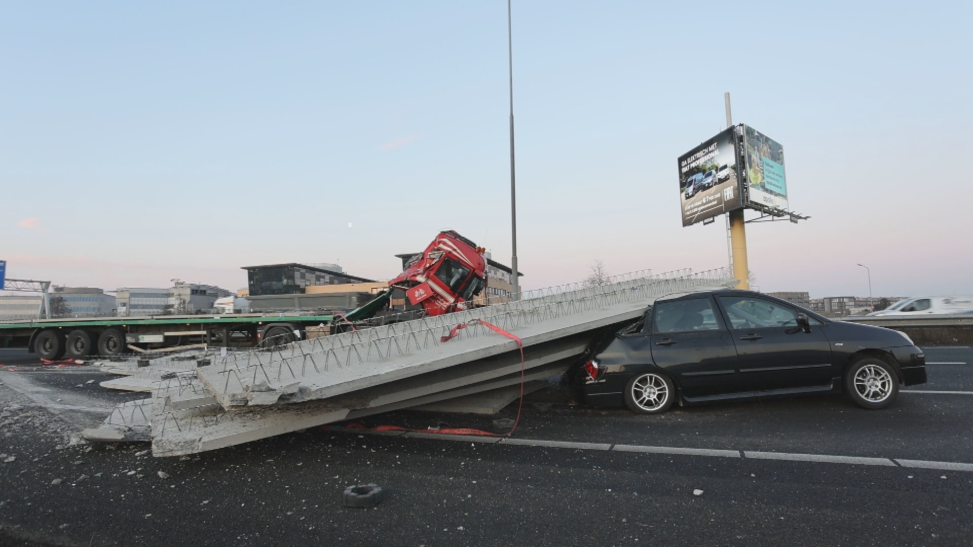 Lange file op A2 nadat vrachtwagen lading betonplaten verliest | Hart ...