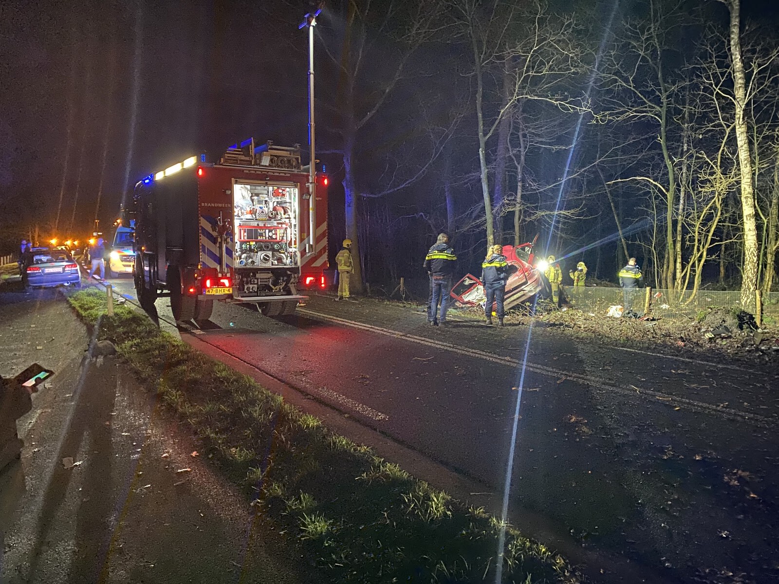 Automobilist raakt zwaargewond na frontale botsing met boom in Ermelo | Hart van Nederland