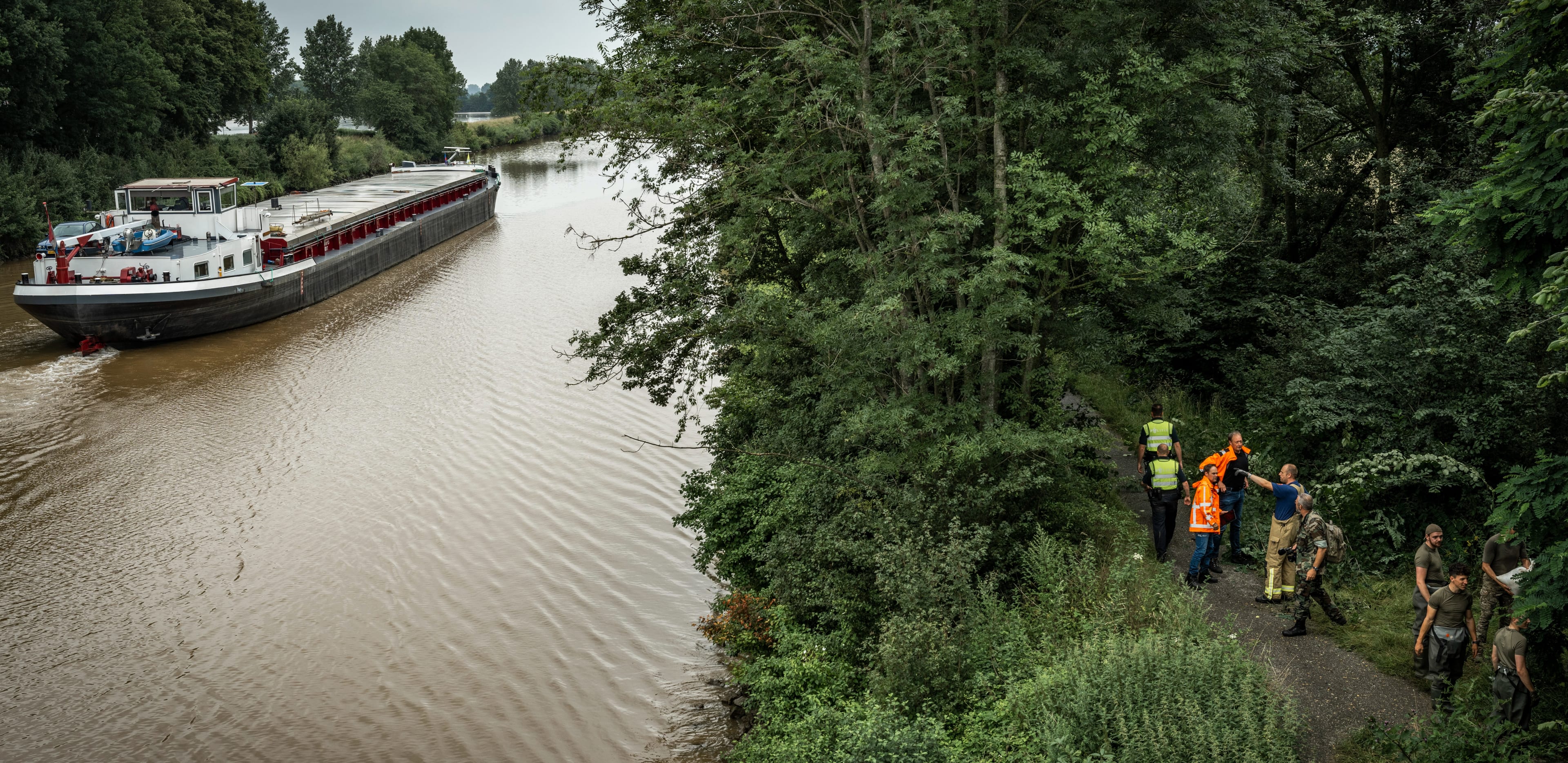 Dijk bij Limburgse Bunde die lek was tijdens de watersnood... was niet ...