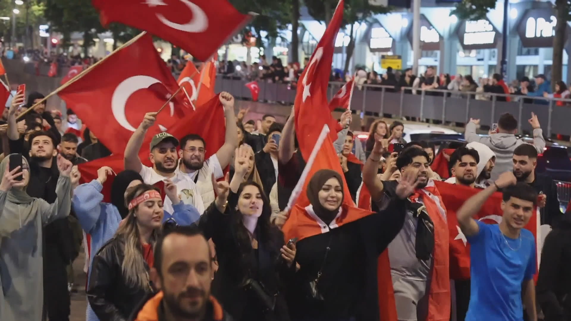 Feestende Turken vanwege verkiezingswinst Erdogan, loopt in Den Haag uit op een drama | Hart van ...
