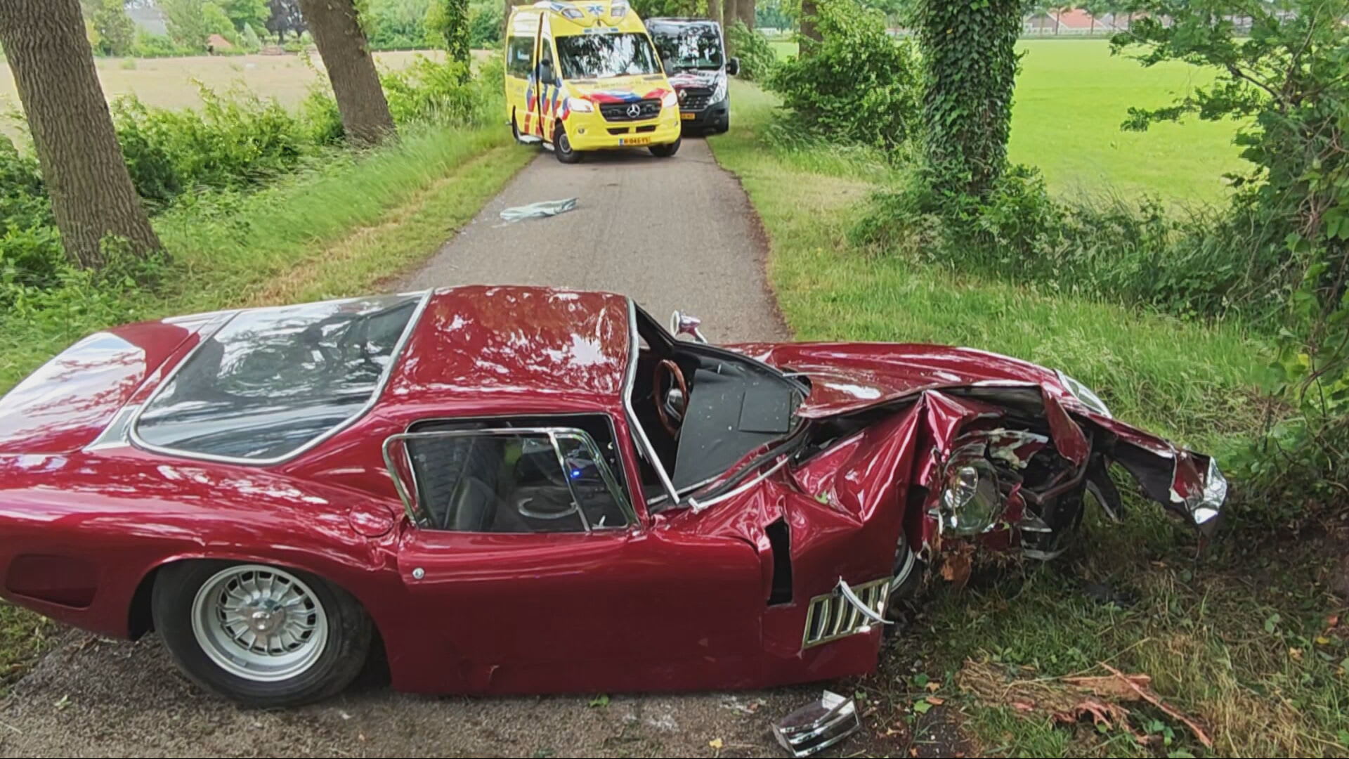 Zeldzame oldtimer sportwagen crasht bij proefrit in Barlo | Hart van ...