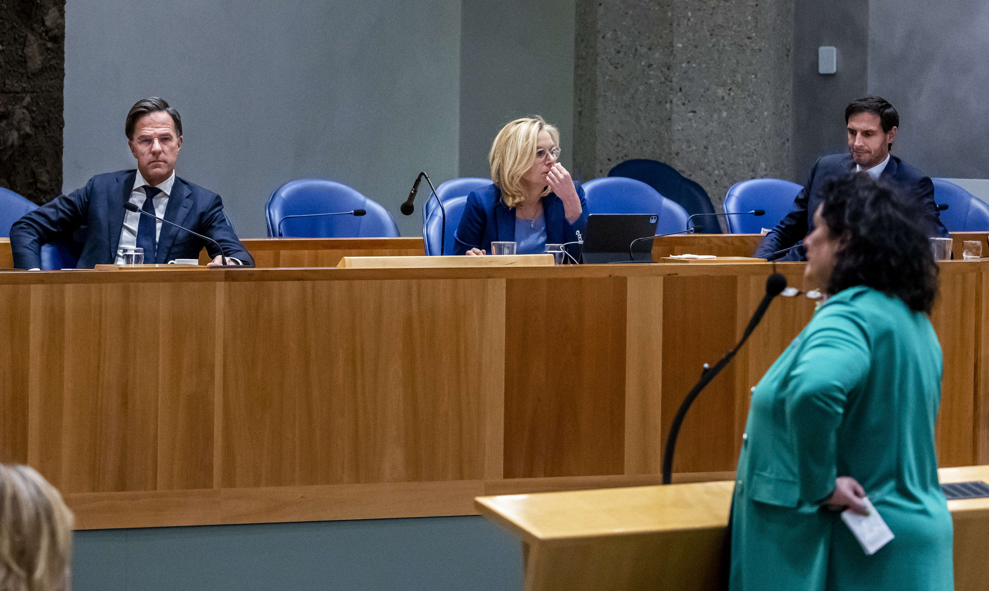 Oppositie maakt gezamenlijke (opvallende) vuist tegen coalitie in debat ... Oppositie maakt gezamenlijke (opvallende) vuist tegen coalitie in debat ...