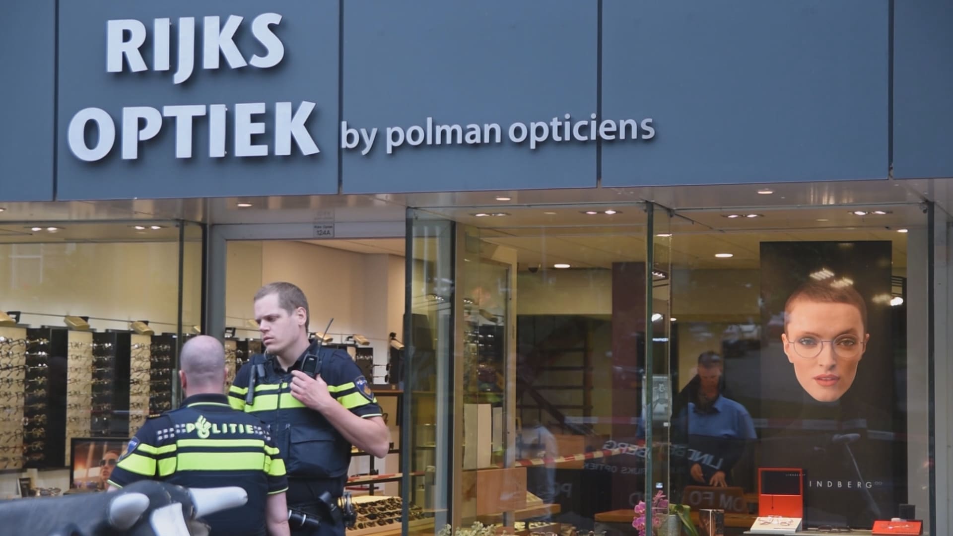 Opticien jaagt overvaller eigenhandig zijn zaak uit met stoel | Hart ...