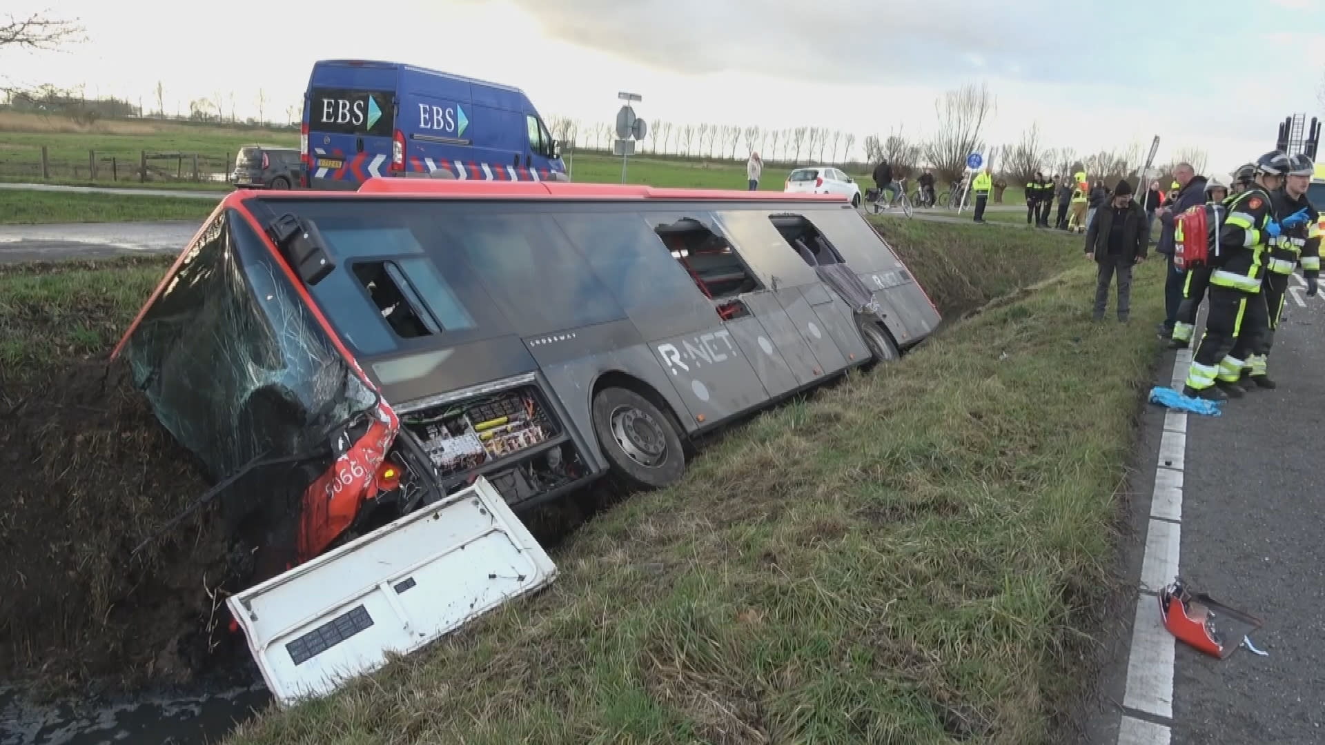 Meerdere gewonden door ongeluk met lijnbus in Zwartewaal | Hart van ...